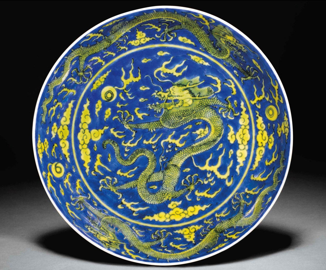 A YELLOW-GLAZED BLUE-GROUND 'DRAGON' DISH