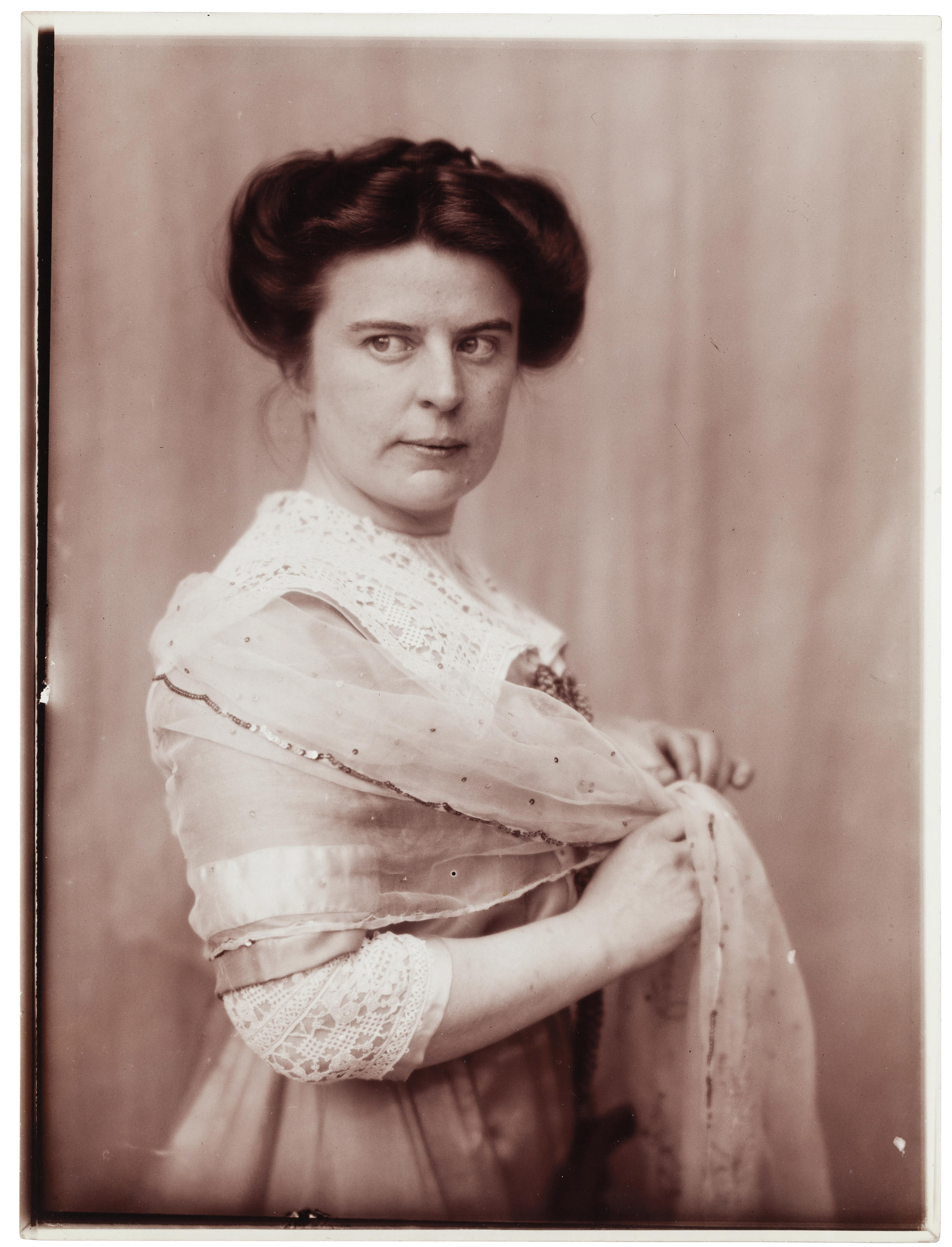 Portrait of Valentine Lambin, wife of Léonard, 1906, Léonard Misonne ...