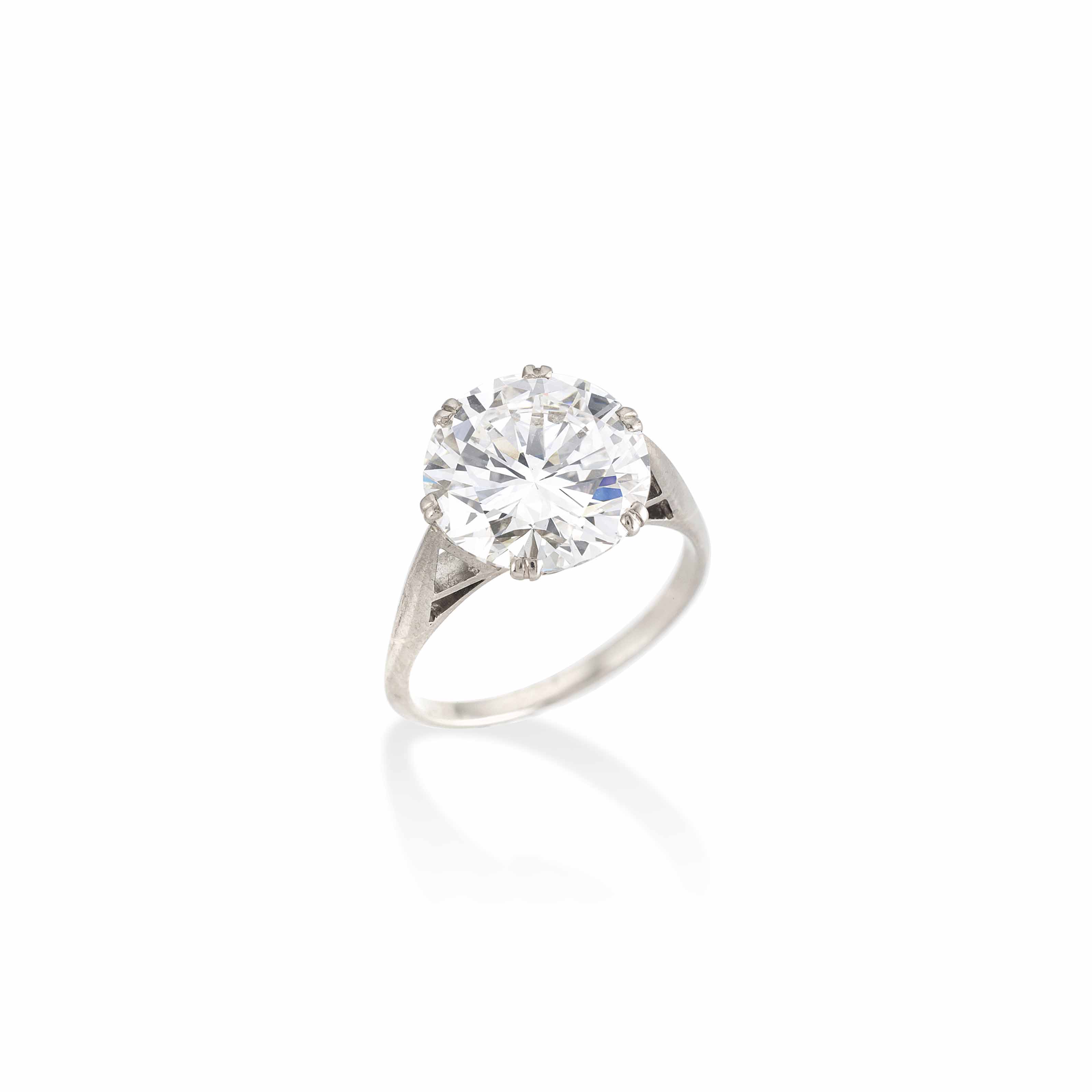 A SINGLE-STONE DIAMOND RING