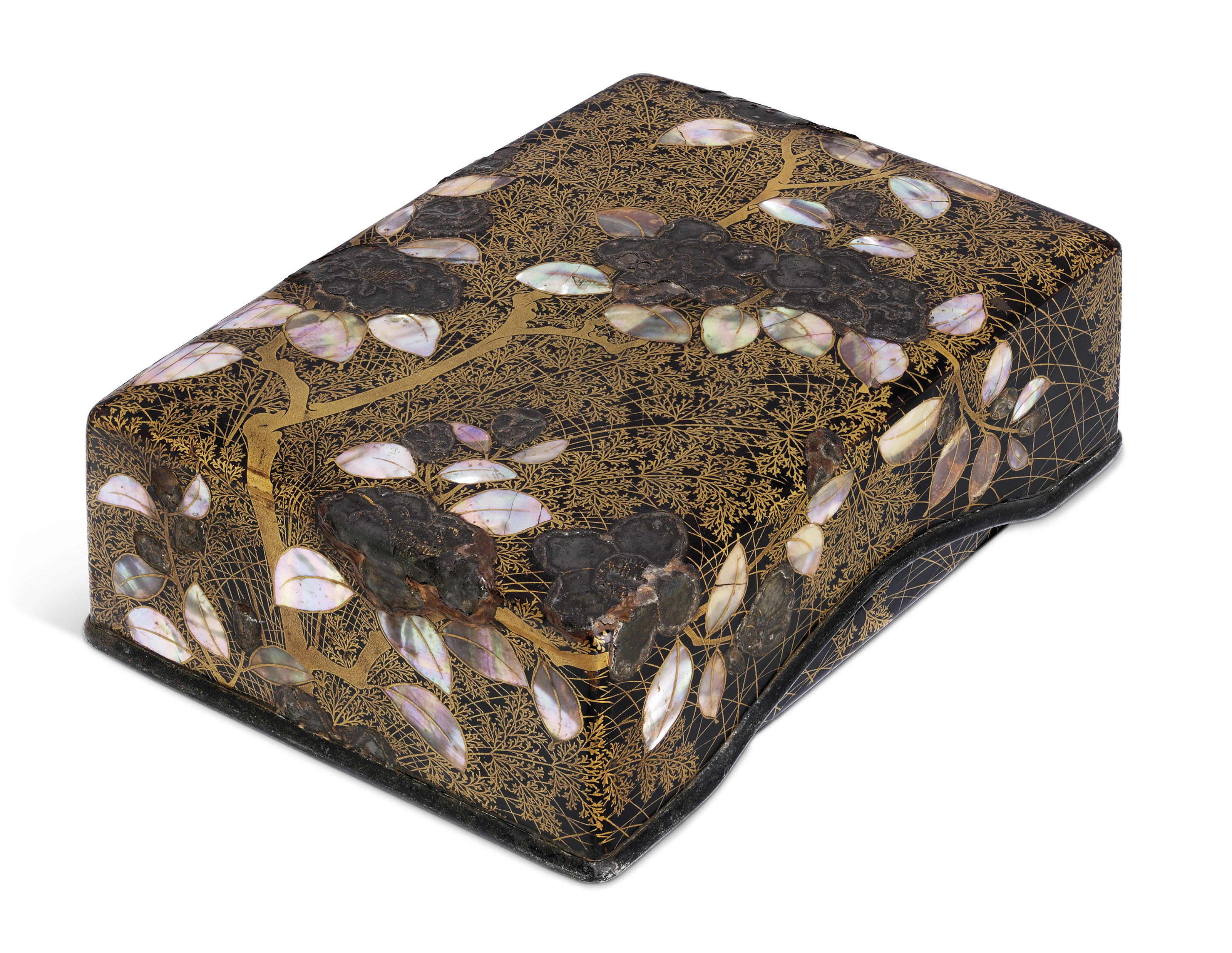 A LACQUER TEBAKO [ACCESSORY BOX], MOMOYAMA - EDO PERIOD (LATE 16TH ...