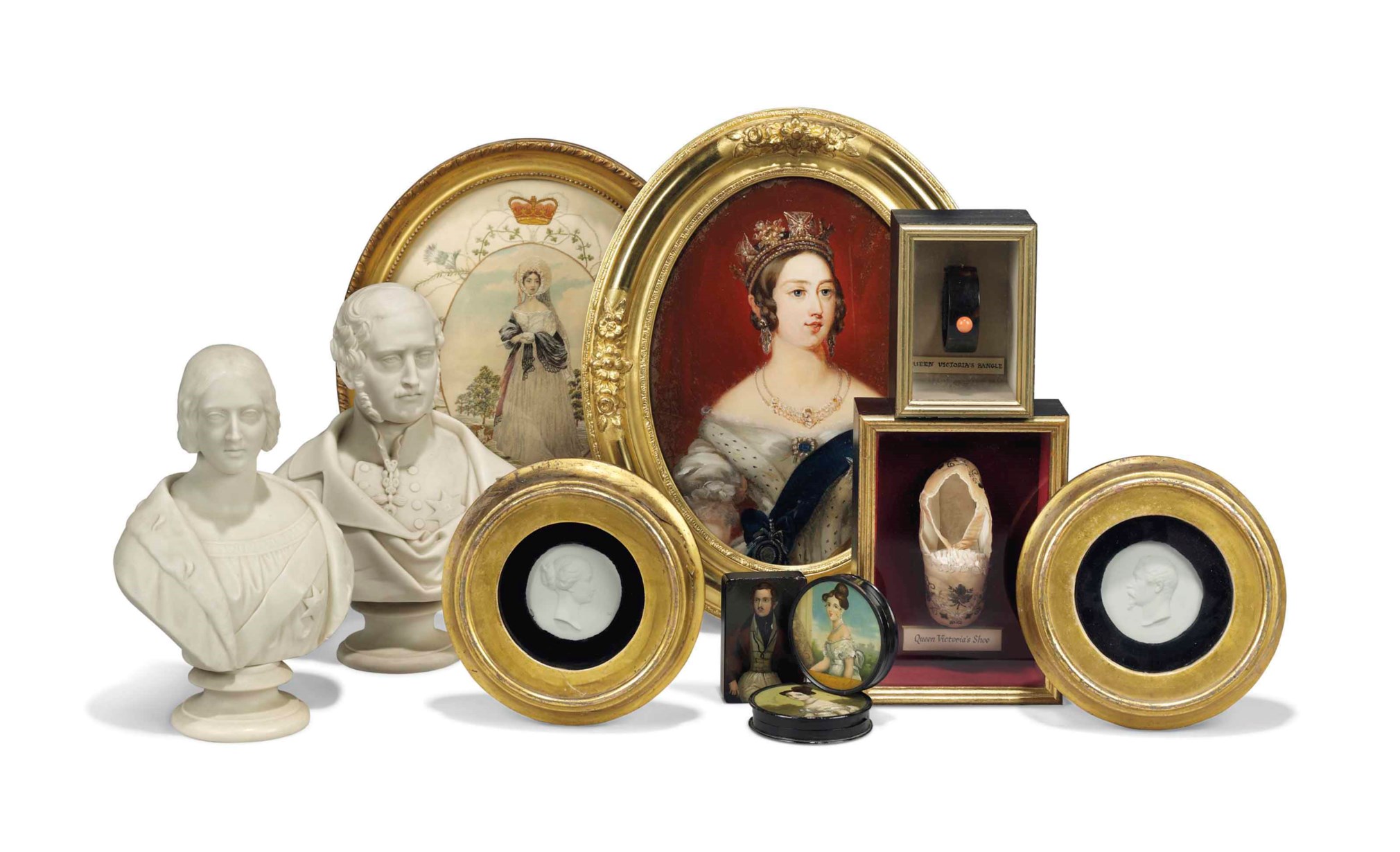 A GROUP OF QUEEN VICTORIA MEMORABILIA INCLUDING A TORTOISESHELL AND A ...