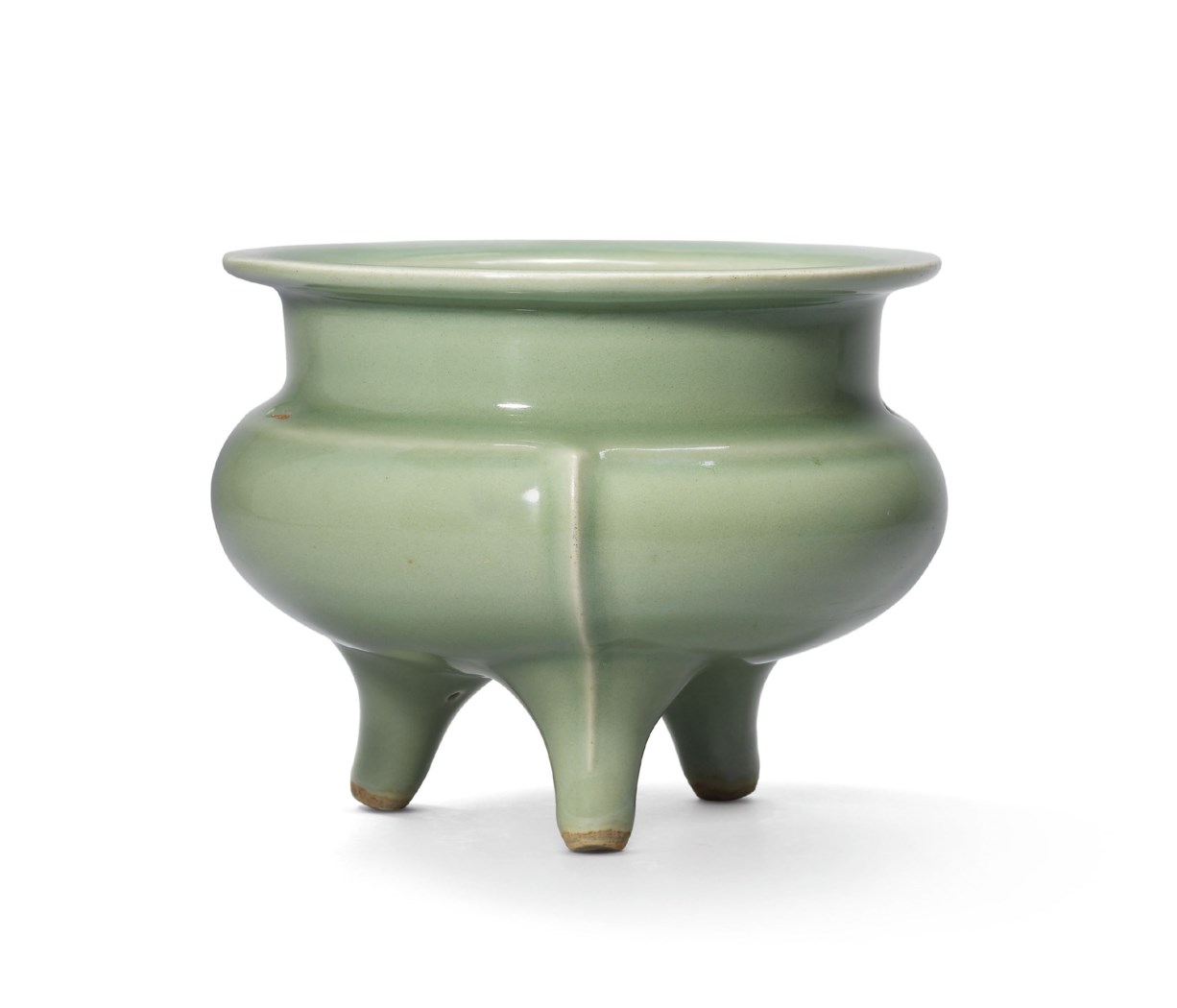 A FINE LONGQUAN TRIPOD CENSER , SOUTHERN SONG DYNASTY (1127-1279) | Christie's