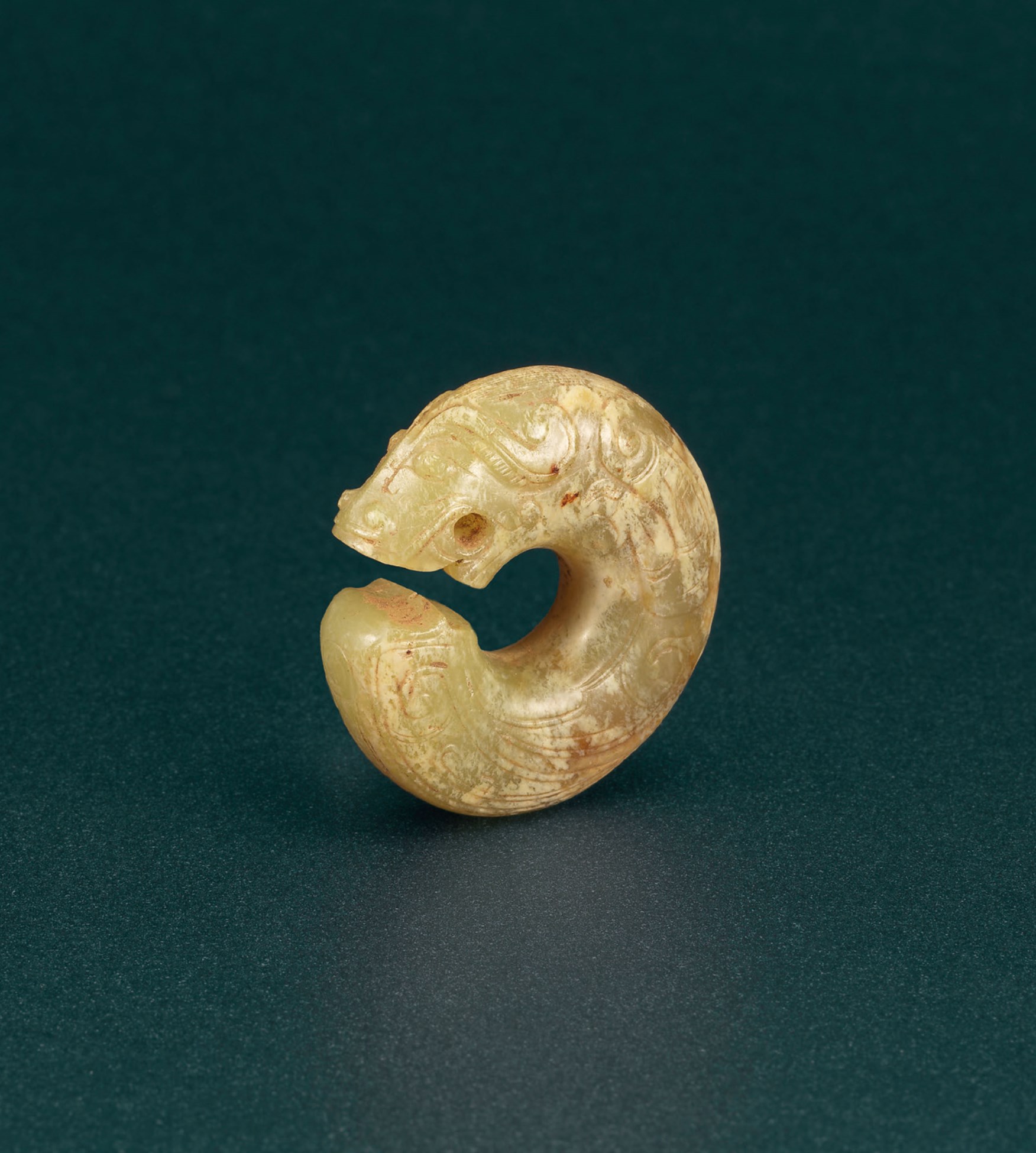 A JADE ‘DRAGON’ PENDANT, JUE, EARLY WESTERN ZHOU DYNASTY, CIRCA 12TH ...