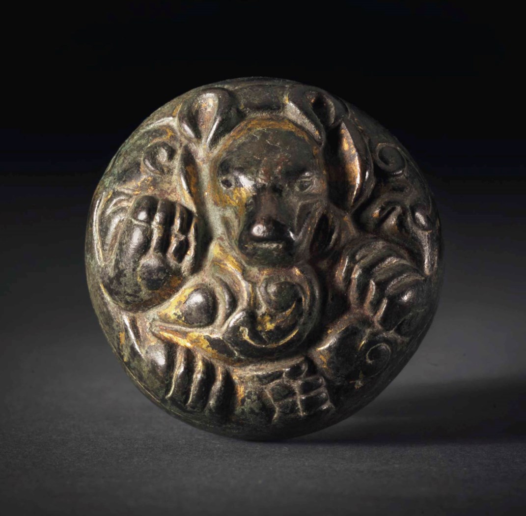 A GILT-BRONZE ZITHER STRING ANCHOR, SE RUI, NORTH CHINA, 2ND-1ST ...