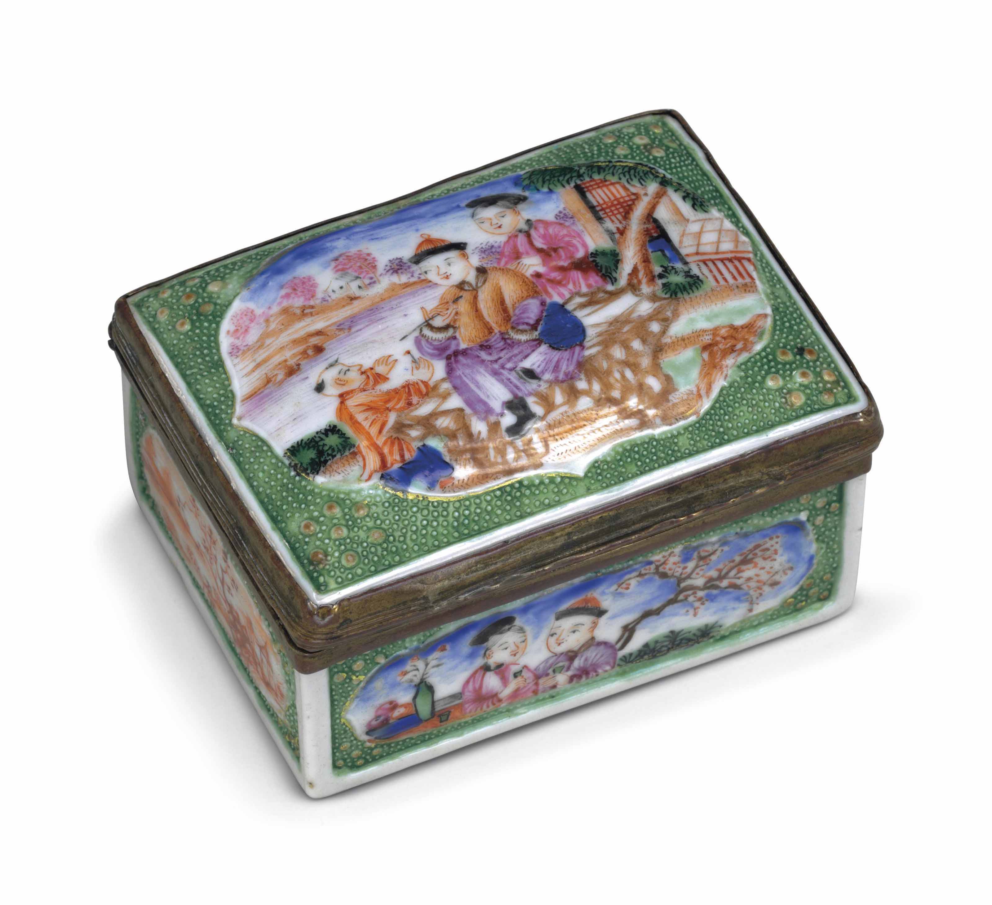 A FAMILLE ROSE ARMORIAL PORCELAIN SNUFF BOX, QIANLONG PERIOD (1735-96 ...