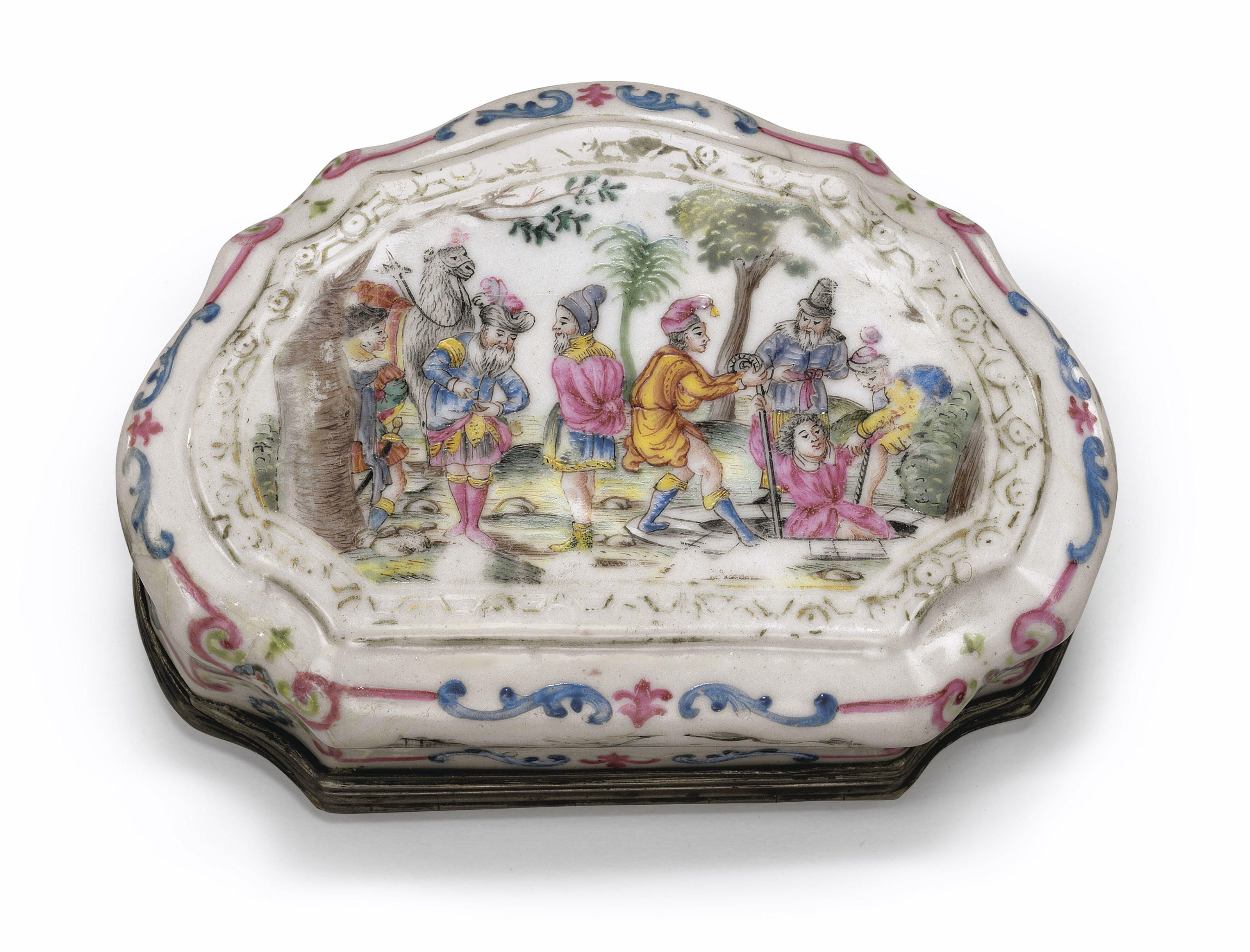 A FAMILLE ROSE ARMORIAL PORCELAIN SNUFF BOX, QIANLONG PERIOD (1735-96 ...