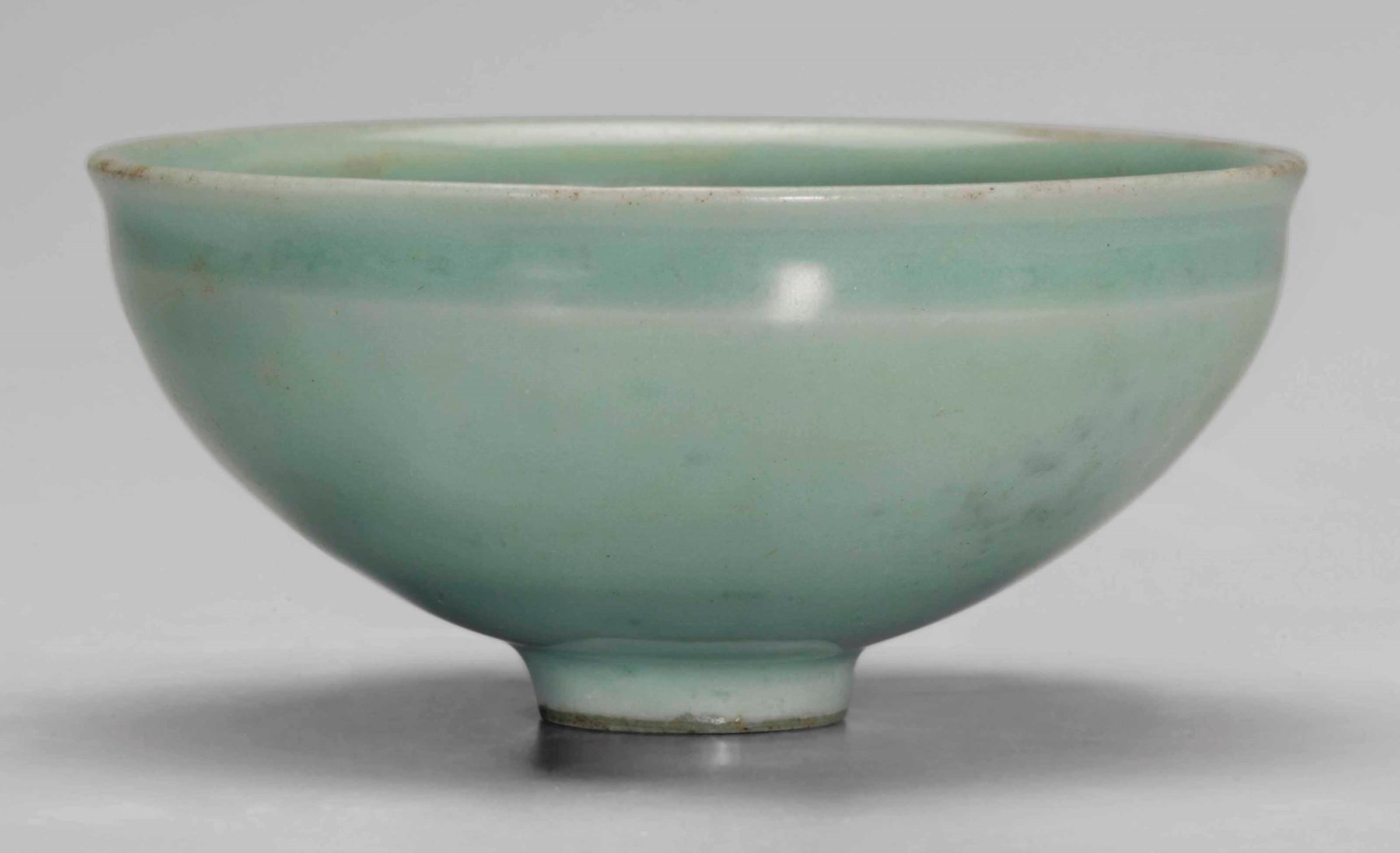A SMALL LONGQUAN CELADON BOWL, SOUTHERN SONG DYNASTY (1127-1279 ...