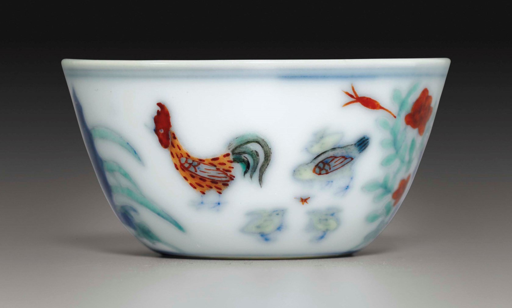 A FINELY PAINTED SMALL DOUCAI 'CHICKEN' CUP, KANGXI PERIOD (1662-1722 ...