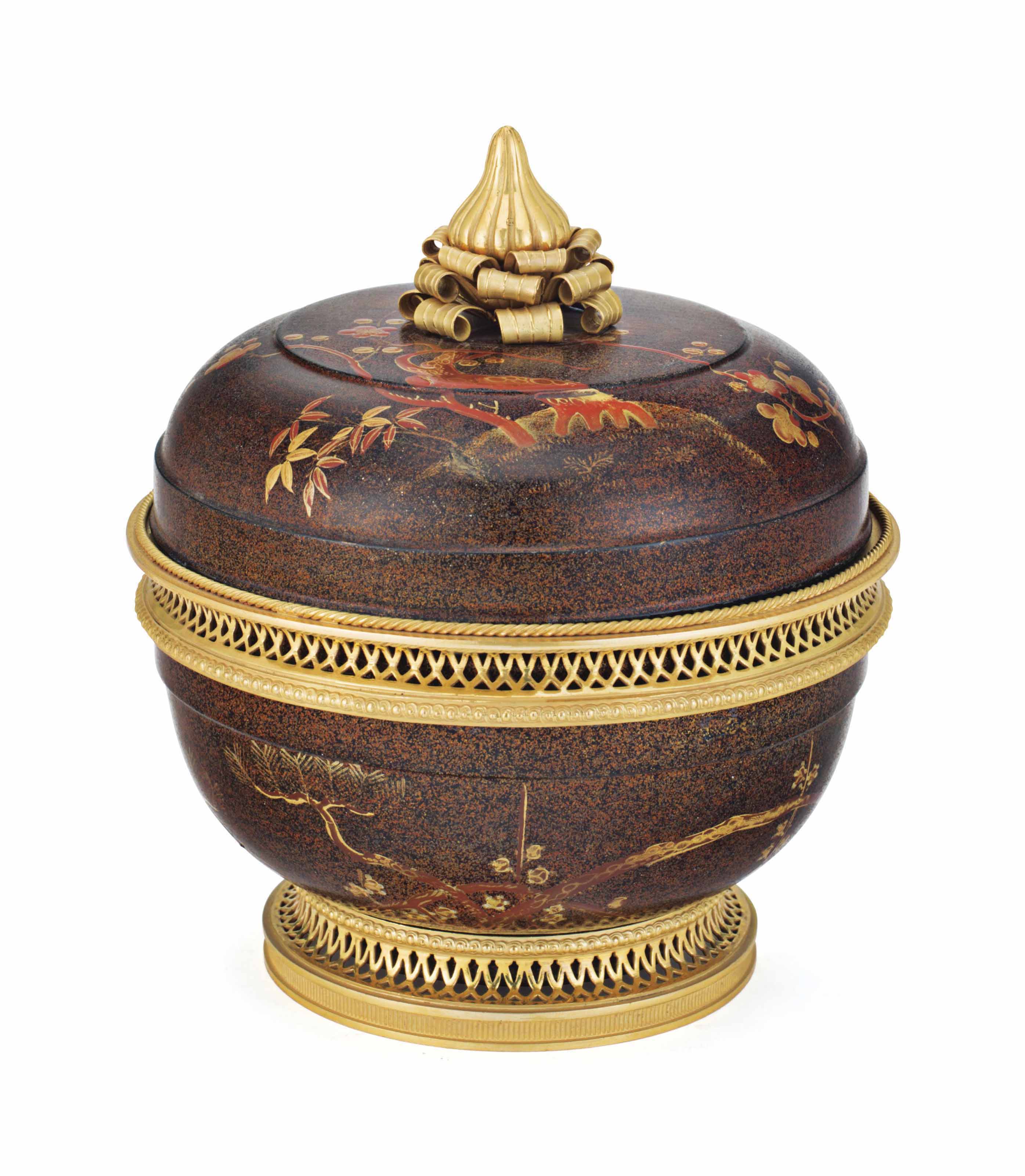 AN ORMOLU-MOUNTED JAPANESE LACQUER POT POURRI