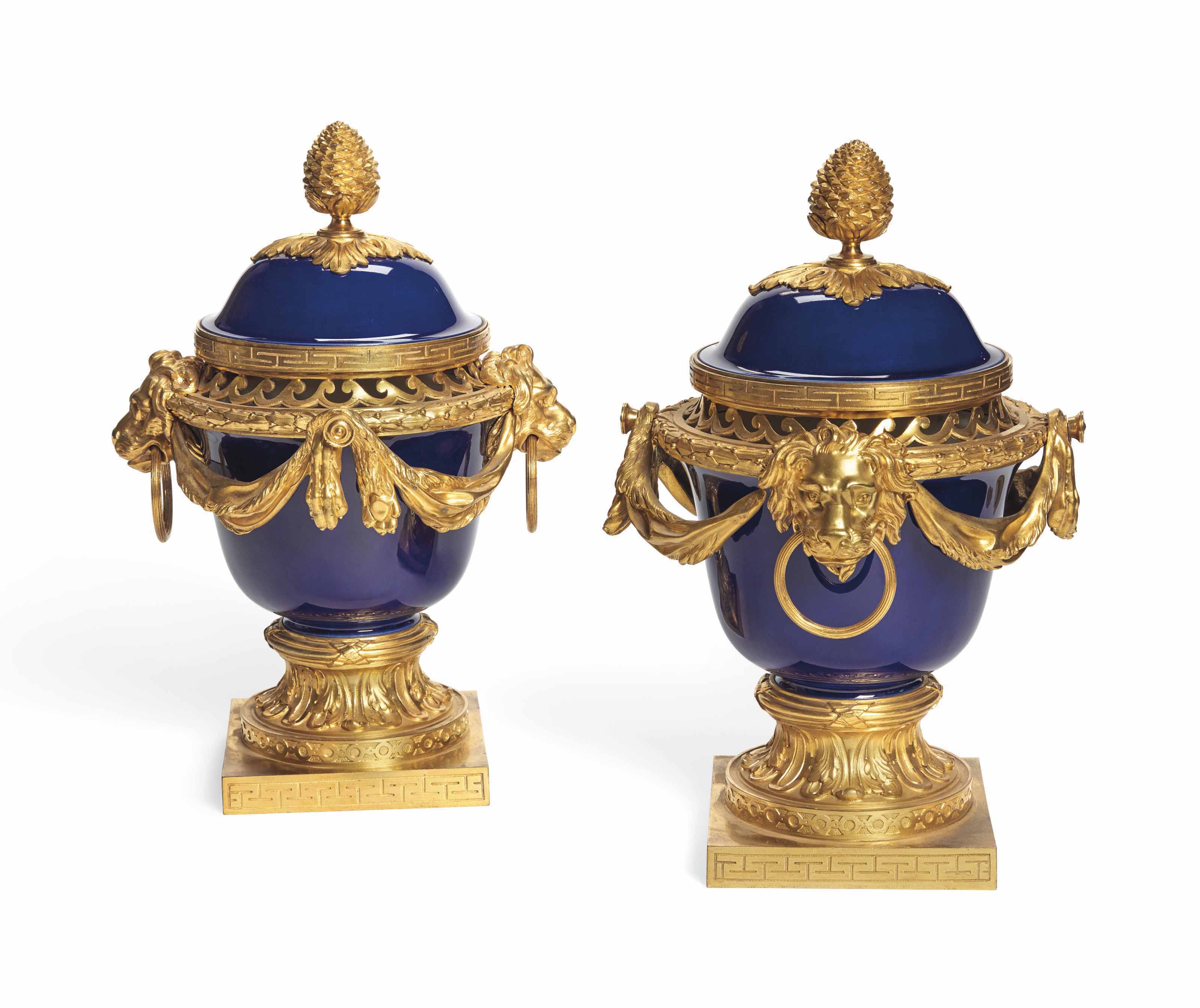 PAIRE DE VASES POT-POURRI DE STYLE LOUIS XVI