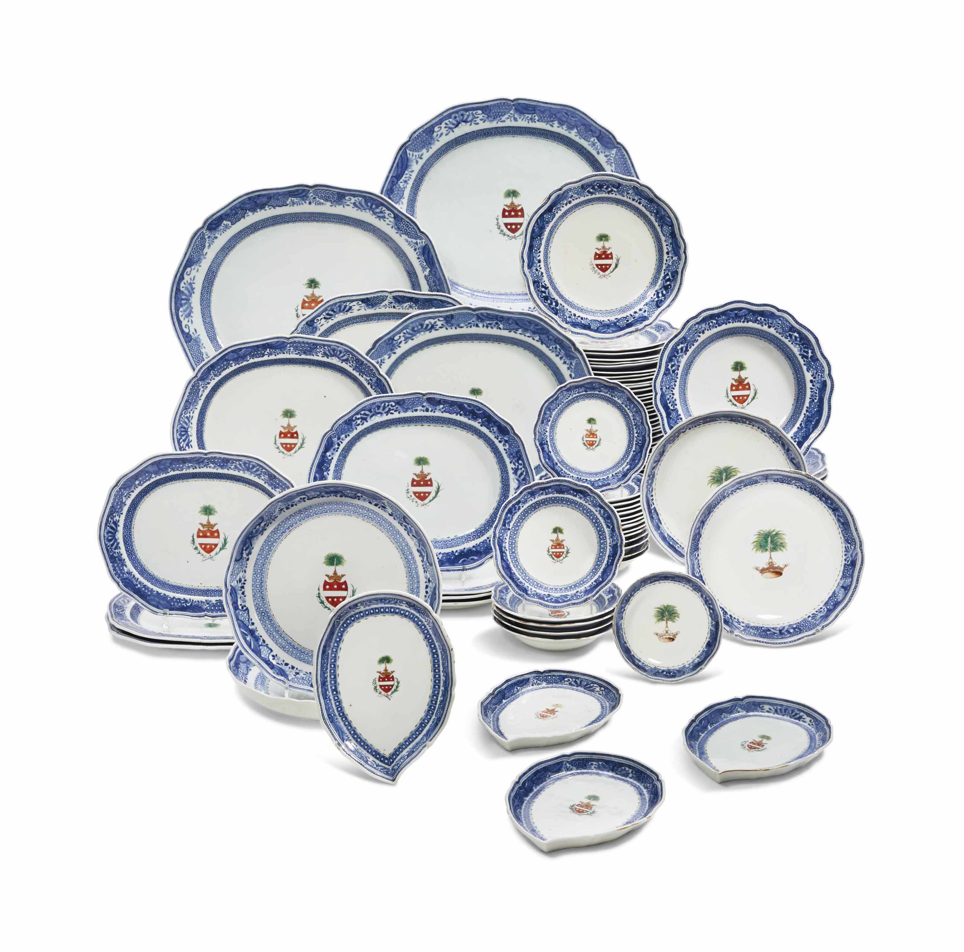 ENSEMBLE DE COUTEAUX ET PIECES DE SERVICE EN ARGENT, VERMEIL ET CORNE ...