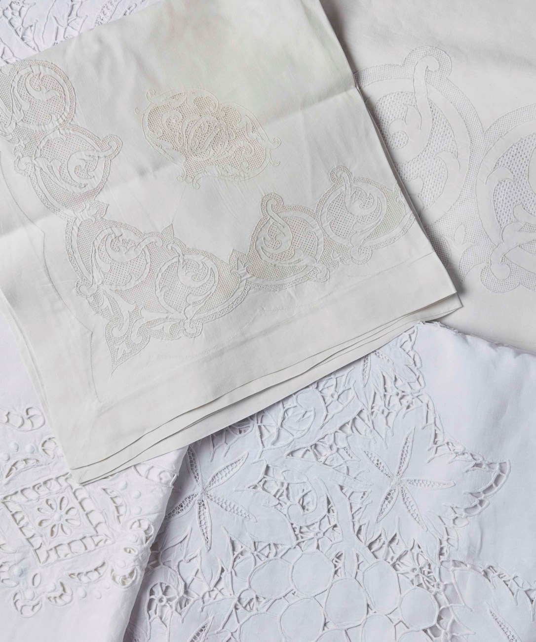 LOT DE DRAPS ET PARURES DE LIT | Christie's