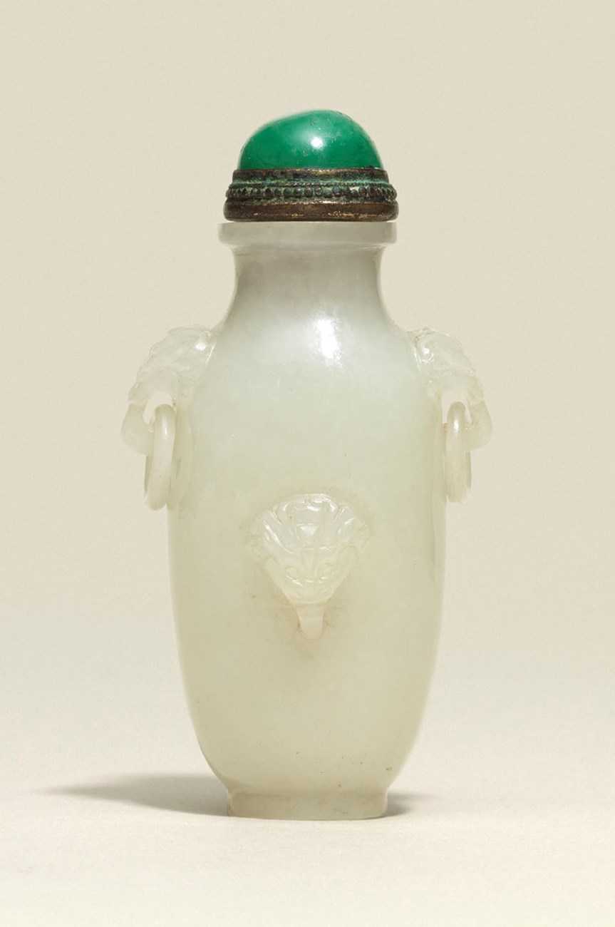 A WHITE JADE SNUFF BOTTLE, QIANLONG PERIOD (1736-1795) | Christie's