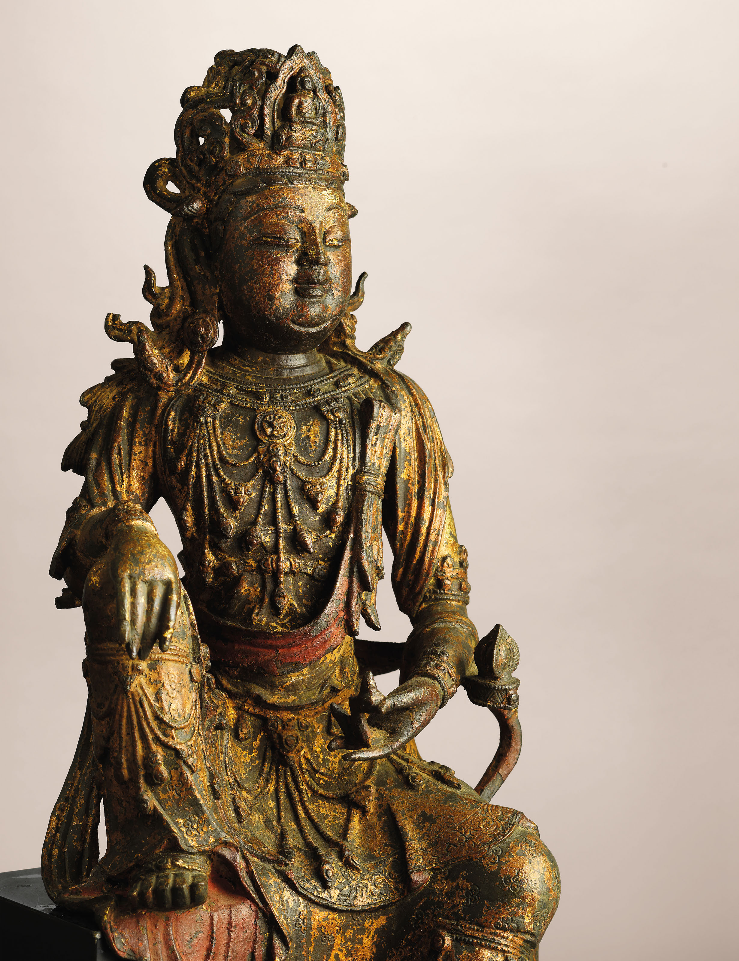 A RARE GILT-LACQUERED BRONZE SEATED FIGURE OF GUANYIN
