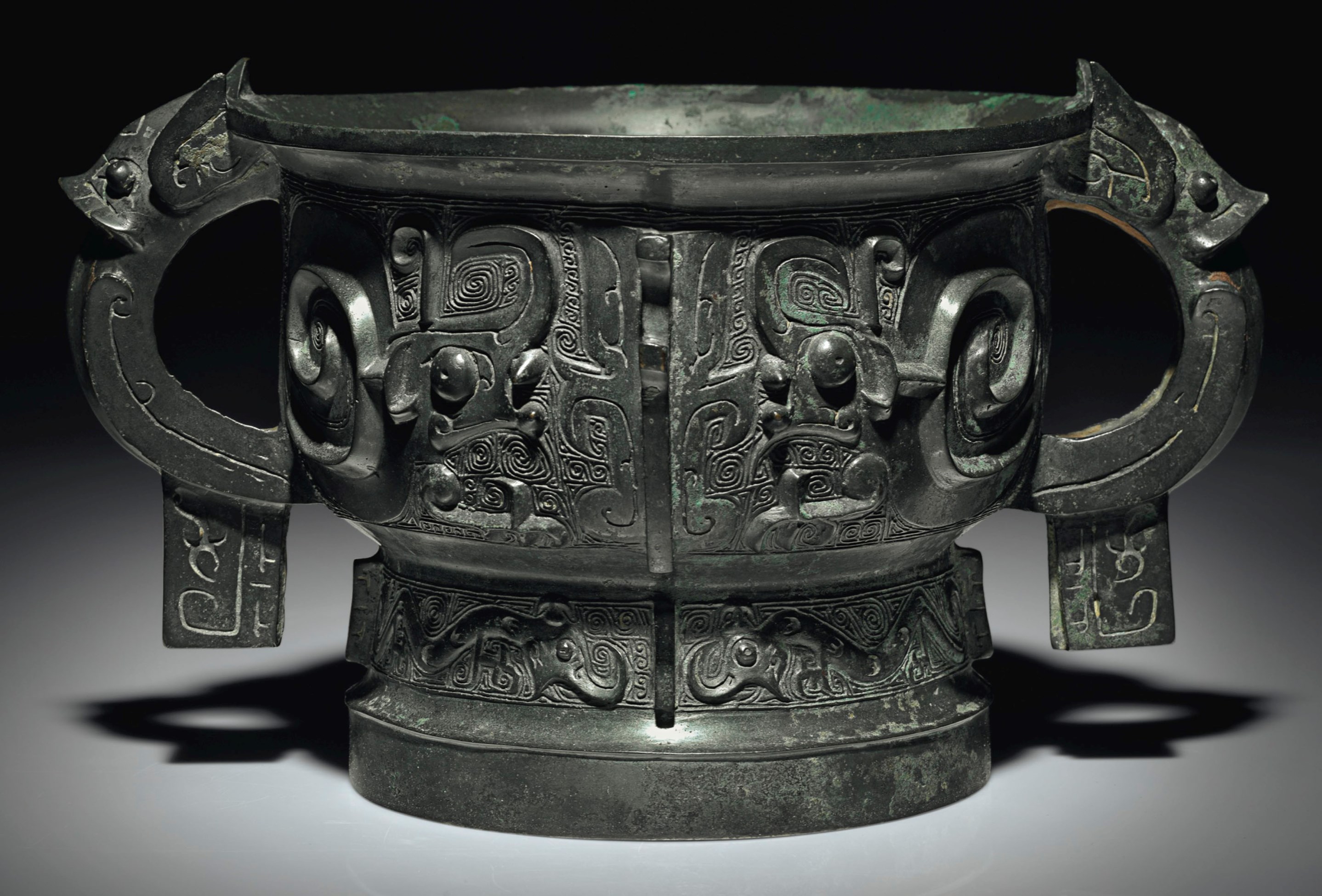 A FINELY CAST BRONZE RITUAL FOOD VESSEL, GUI, EARLY WESTERN ZHOU ...