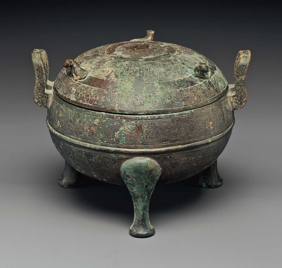 A BRONZE RITUAL TRIPOD FOOD VESSEL AND COVER, DING, LATE SPRING AND ...
