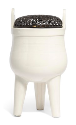 A DEHUA TRIPOD CENSER, 17TH CENTURY | Christie’s