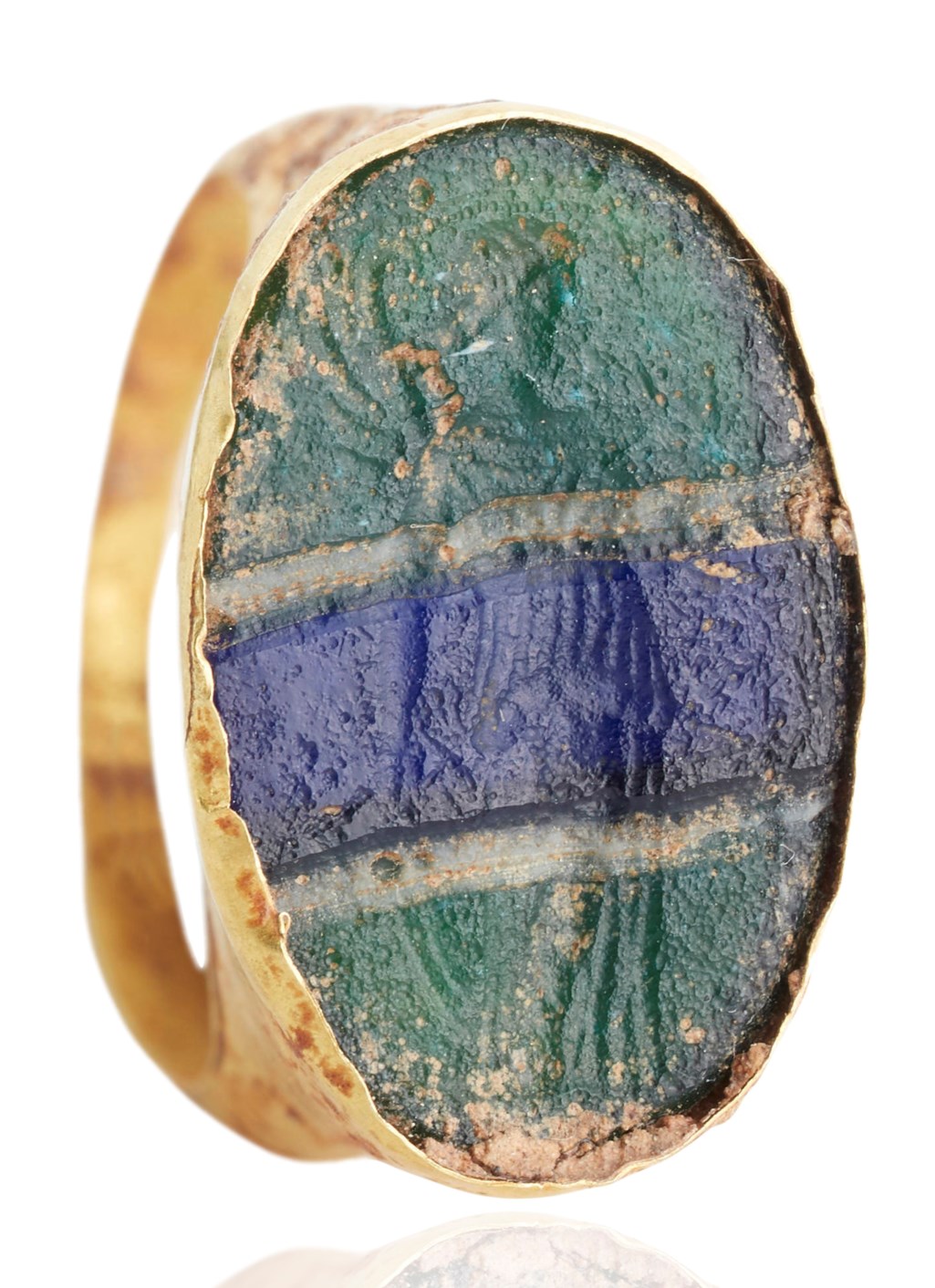 A ROMAN GOLD AND GLASS FINGER RING WITH NEMESIS, CIRCA 1ST CENTURY B.C ...