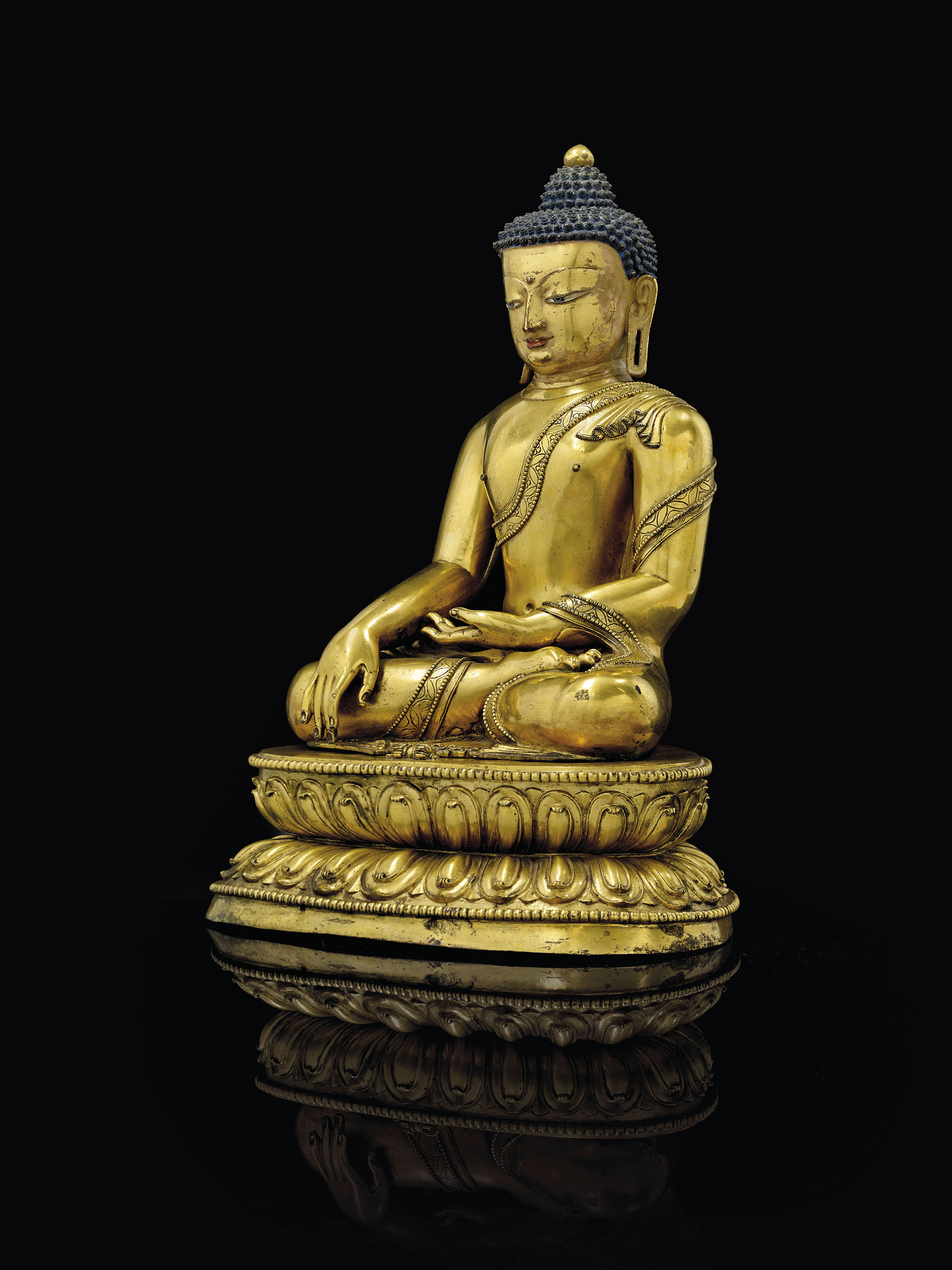 RARE ET IMPORTANTE STATUE DE BOUDDHA SHAKYAMUNI EN BRONZE DORE