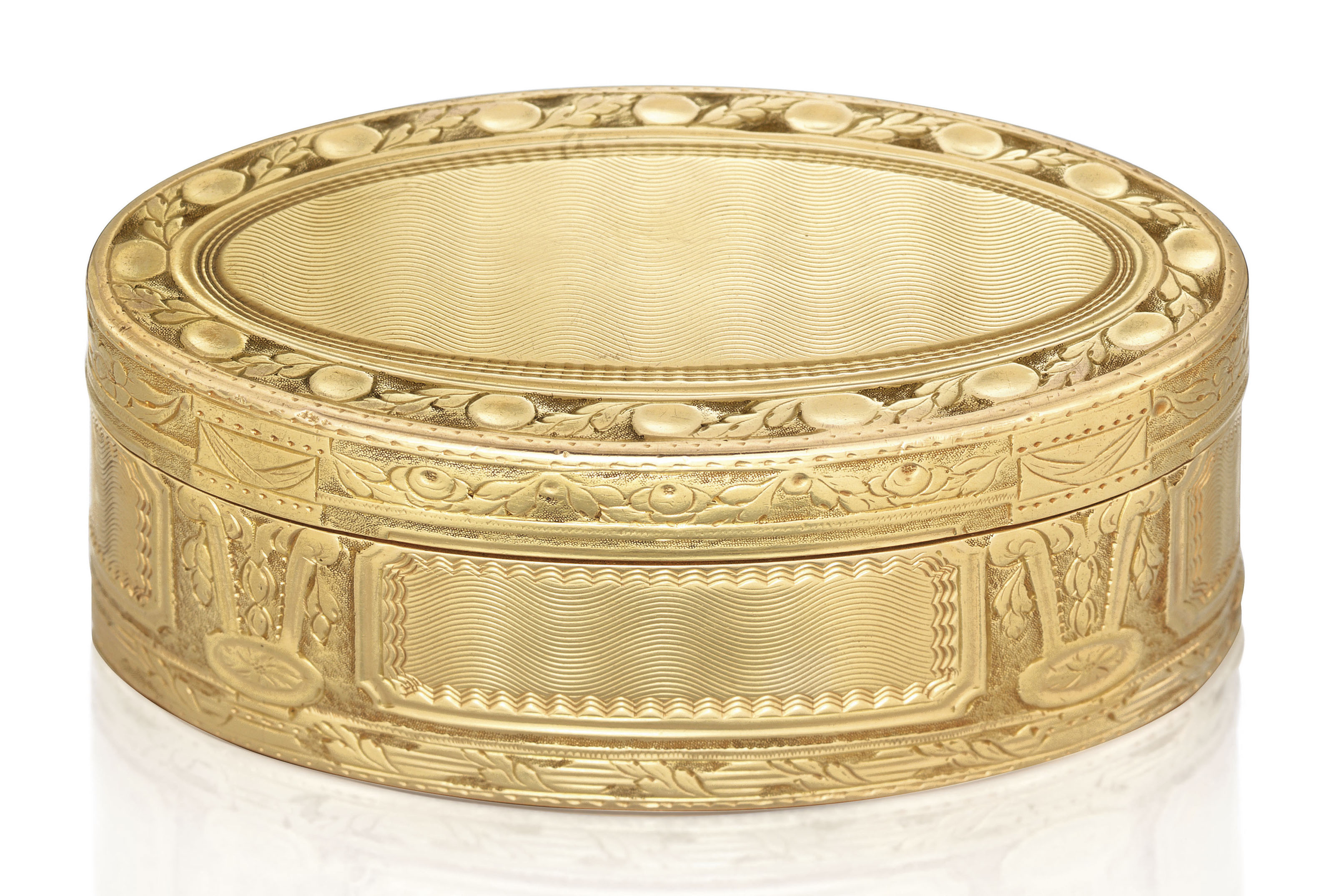 A FRENCH VARI-COLOUR GOLD SNUFF BOX, MAKER'S MARK INDISTINCT, PARIS ...