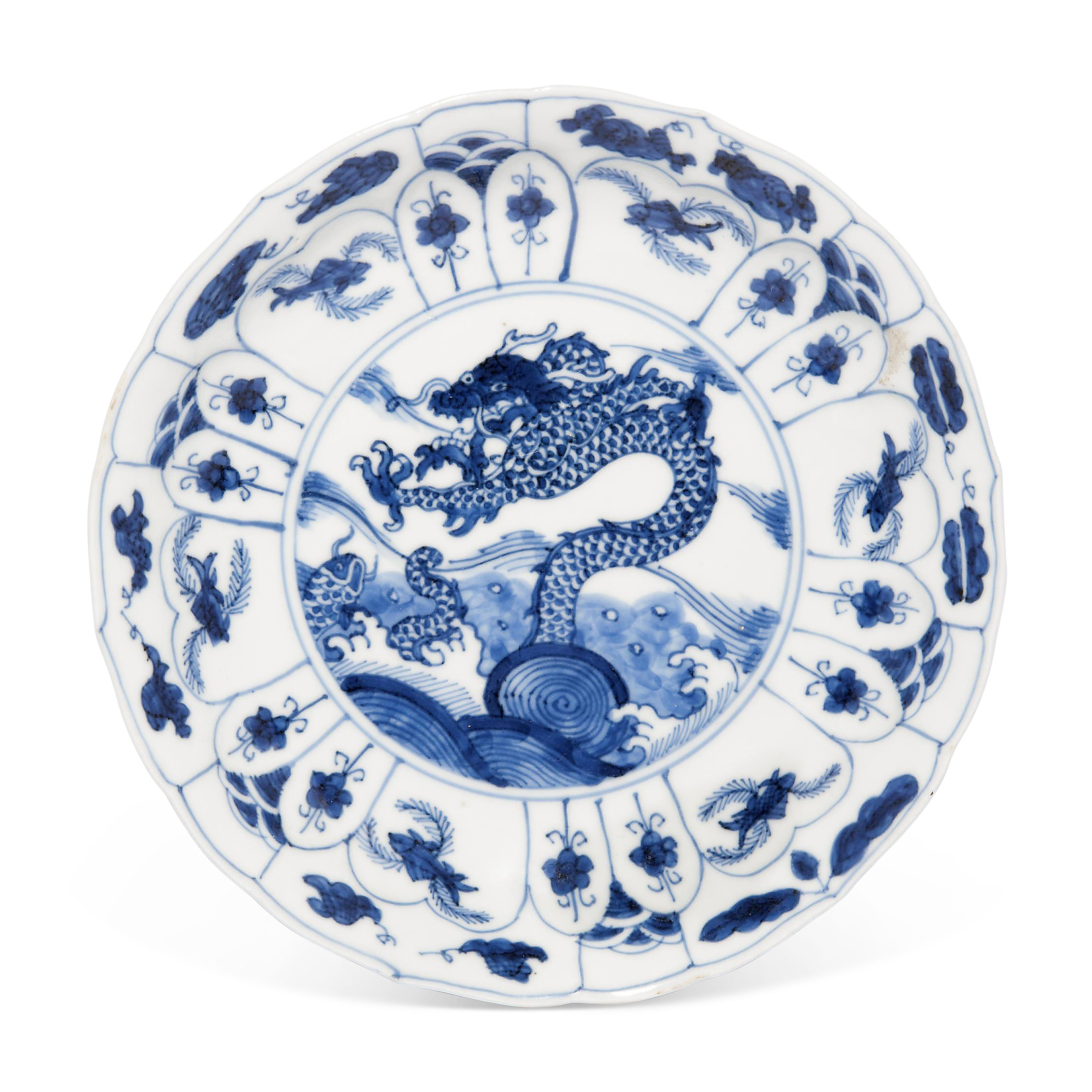 A SMALL BLUE AND WHITE FOLIATE-RIMMED 'DRAGON' DISH, KANGXI PERIOD ...