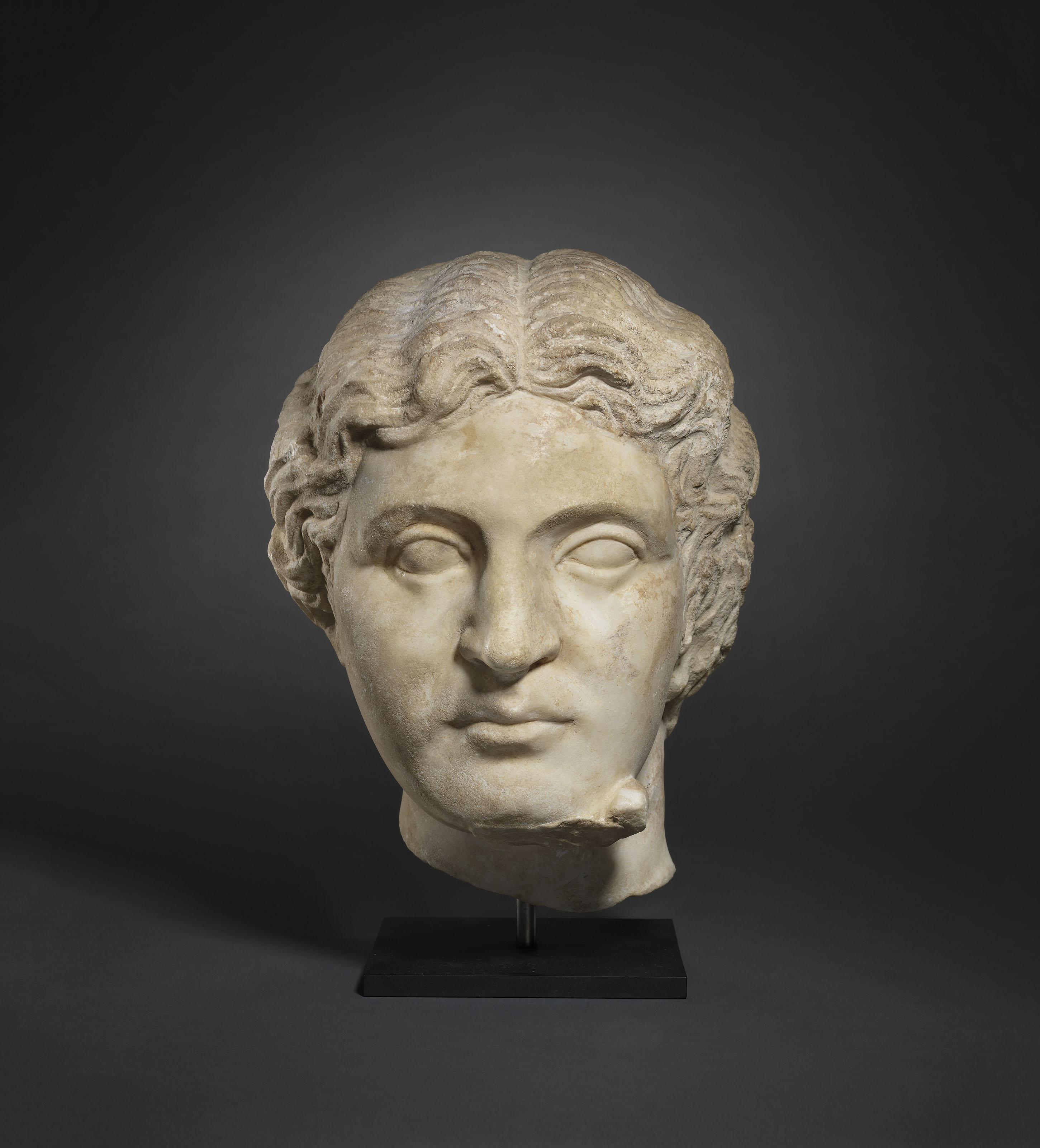 A ROMAN MARBLE PORTRAIT HEAD OF A WOMAN - Auktionen & Preisarchiv
