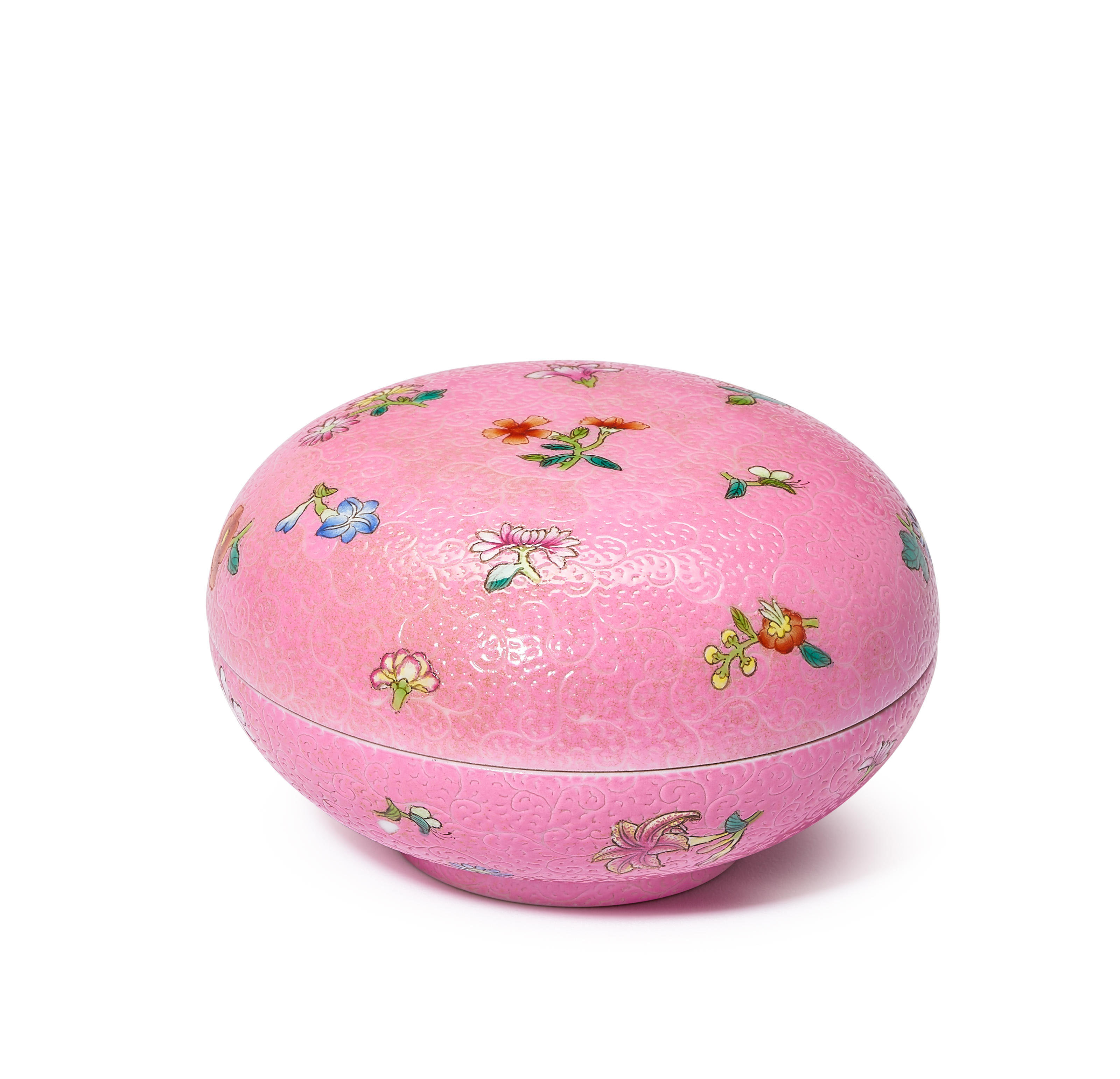 A FAMILLE ROSE PUCE GROUND SGRAFFITO 'FLORAL' BOX AND COVER, | Christie’s
