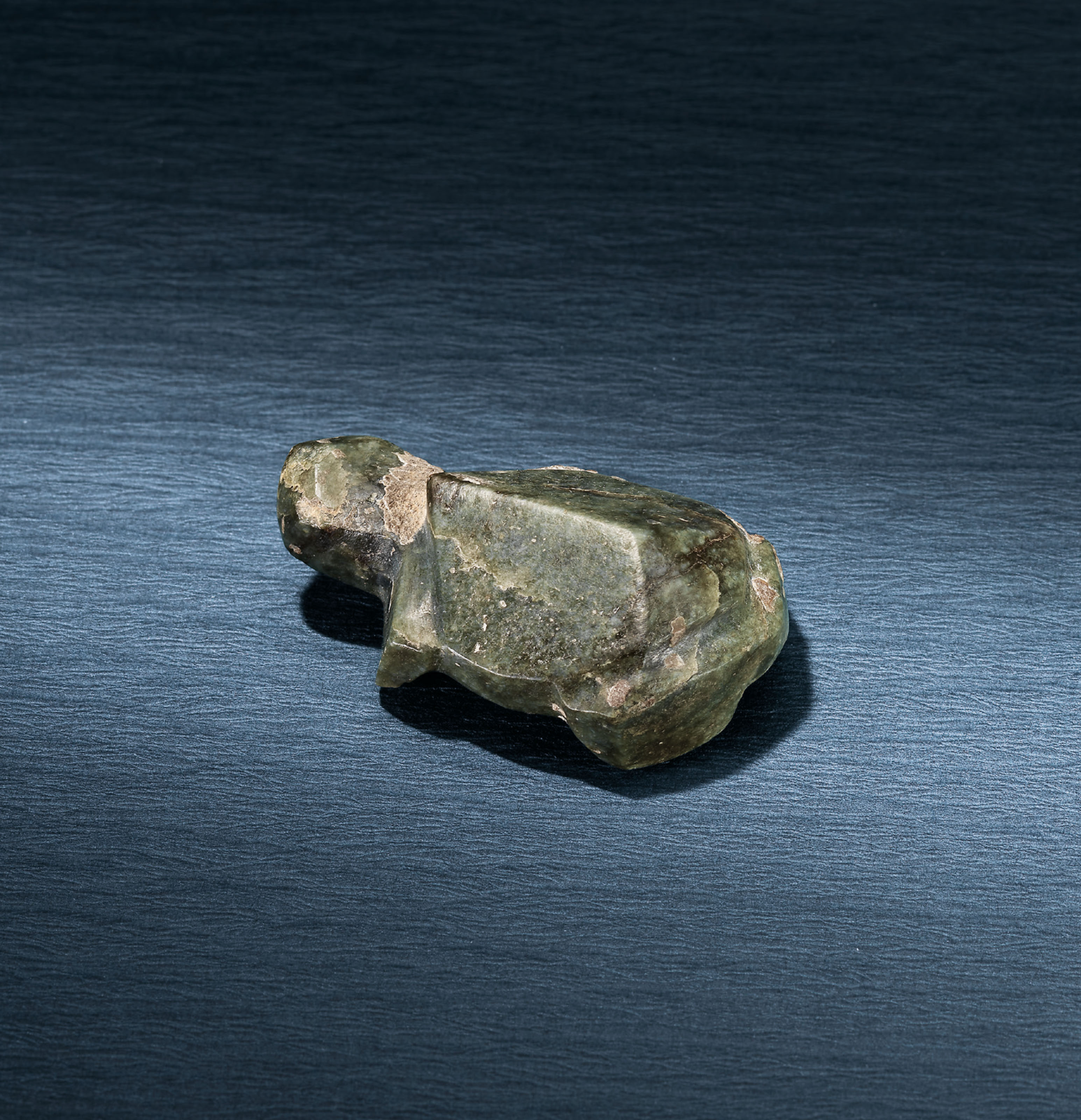 A GREEN JADE ‘CLOUD-SCROLL’ ORNAMENT, HONGSHAN CULTURE, CIRCA 4000-3000 ...