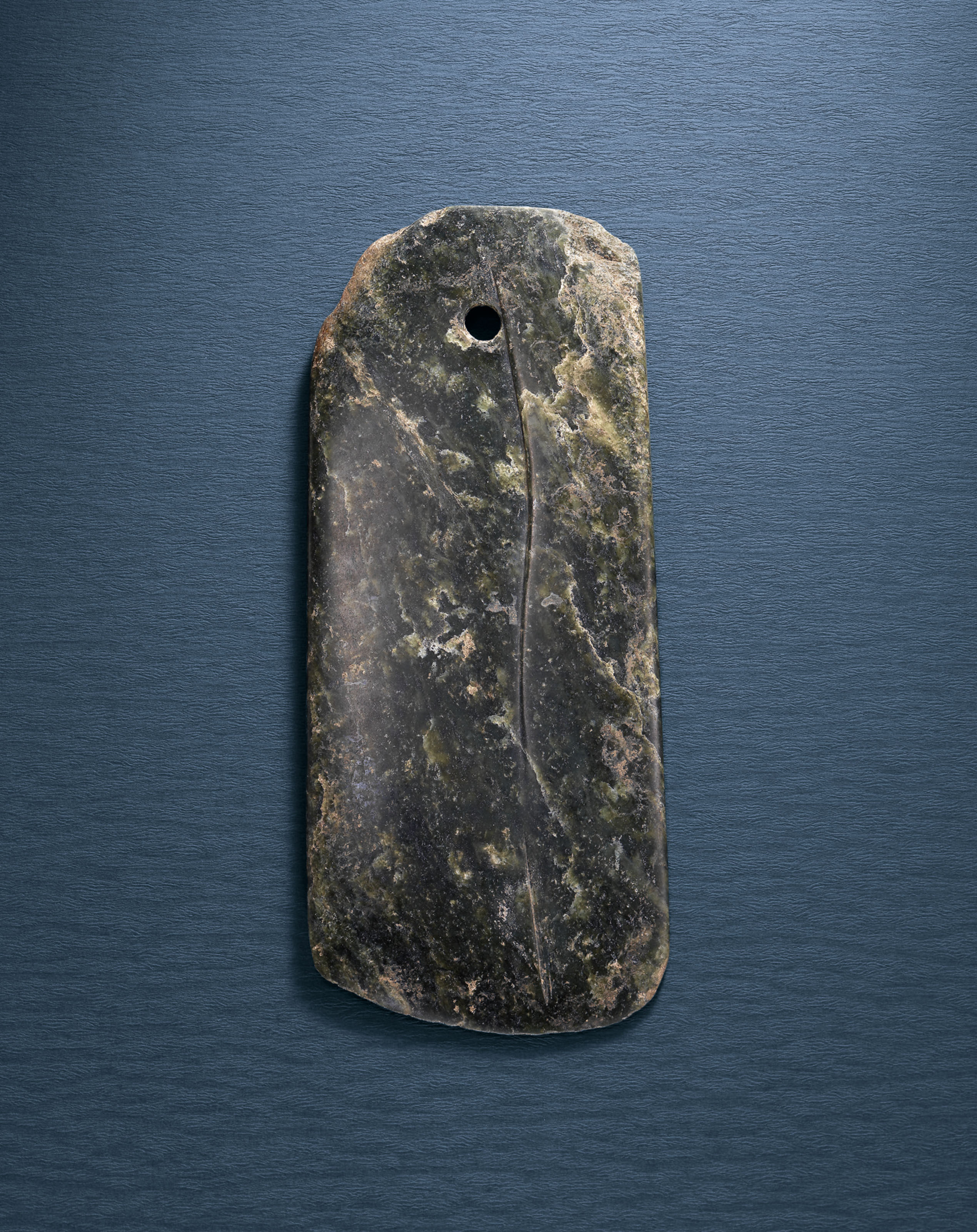 A GREEN JADE ‘CLOUD-SCROLL’ ORNAMENT, HONGSHAN CULTURE, CIRCA 4000-3000 ...