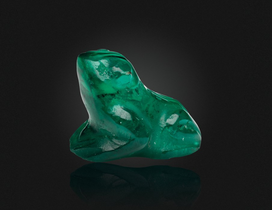 AN ANTIQUE CARVED EMERALD FROG | Christie's