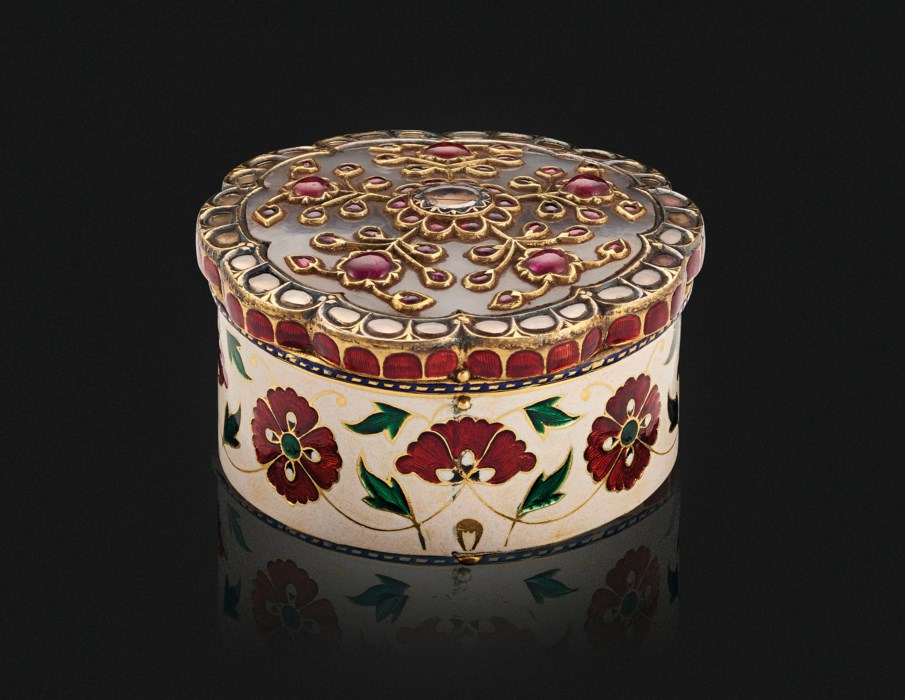 A WHITE ENAMELLED GOLD BOX WITH A GEM SET JADE LID