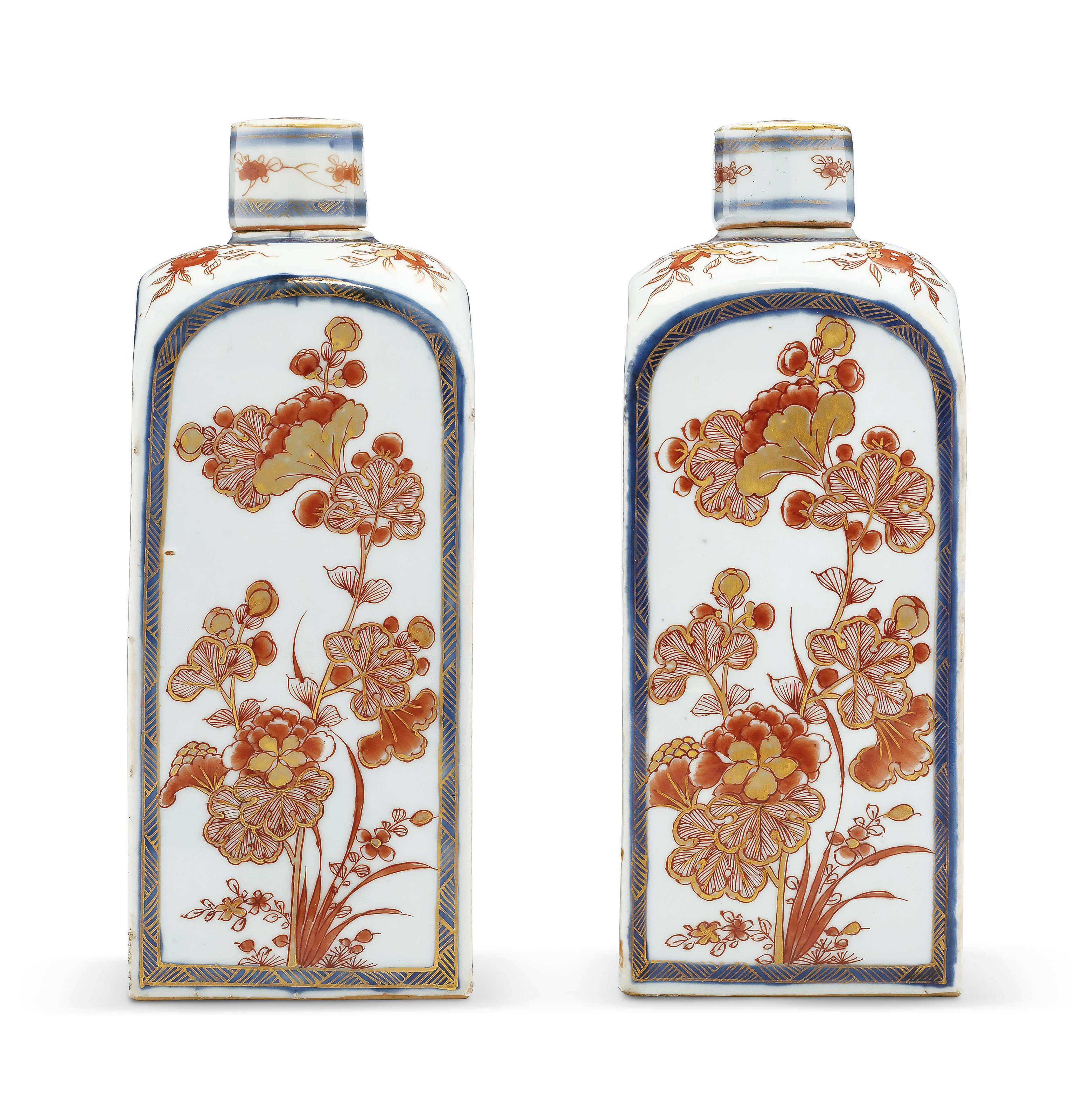 A PAIR OF CHINESE IMARI GIN BOTTLES AND COVERS, KANGXI PERIOD, CIRCA ...