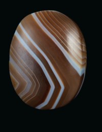 A GRECO-PERSIAN BANDED AGATE SCARABOID WITH A COMBAT SCENE