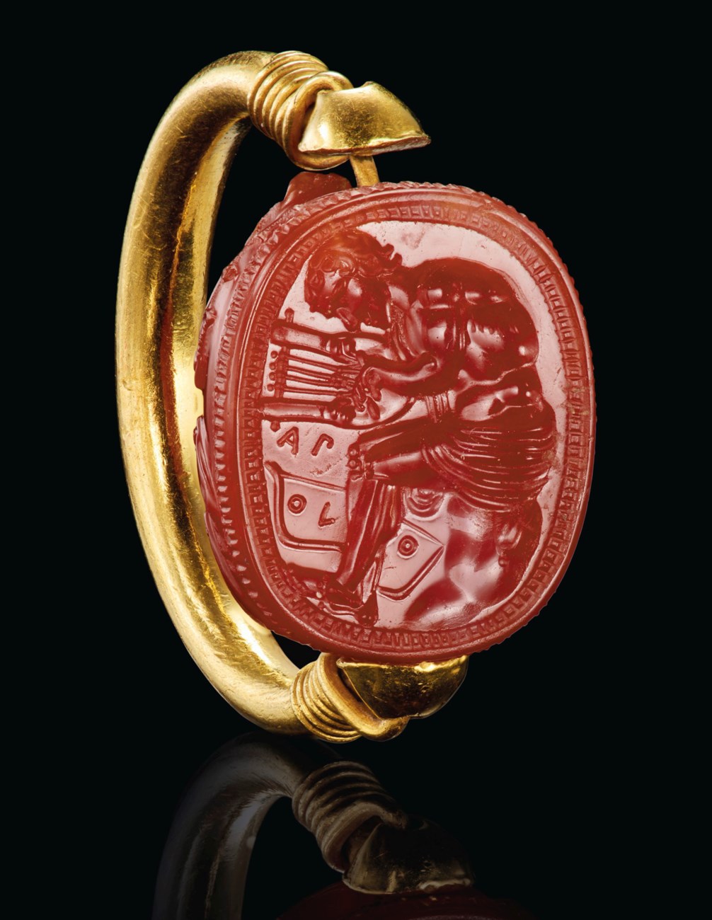 AN ETRUSCAN GOLD AND CARNELIAN SCARAB FINGER RING WITH APLU, CIRCA 4TH ...