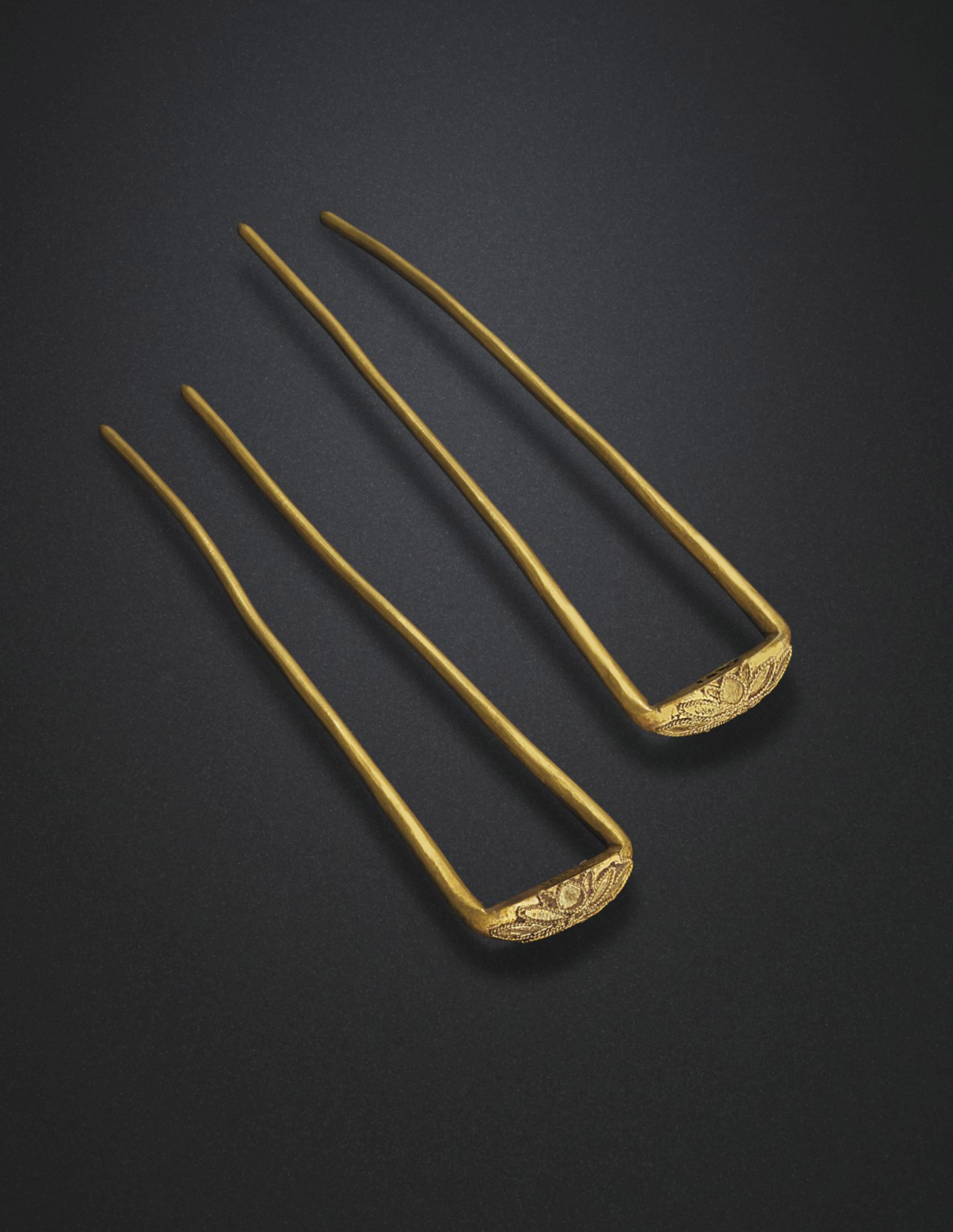 A FINE PAIR OF GOLD HAIRPINS