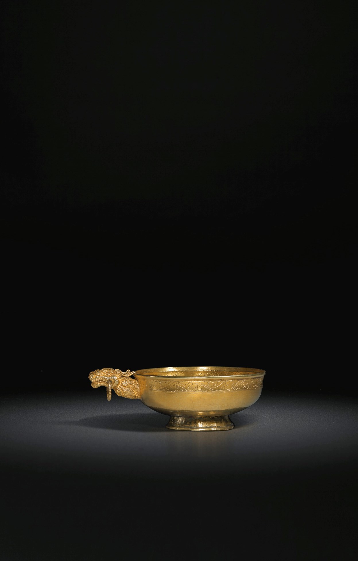 A VERY RARE GOLD 'DRAGON'-HANDLED CUP