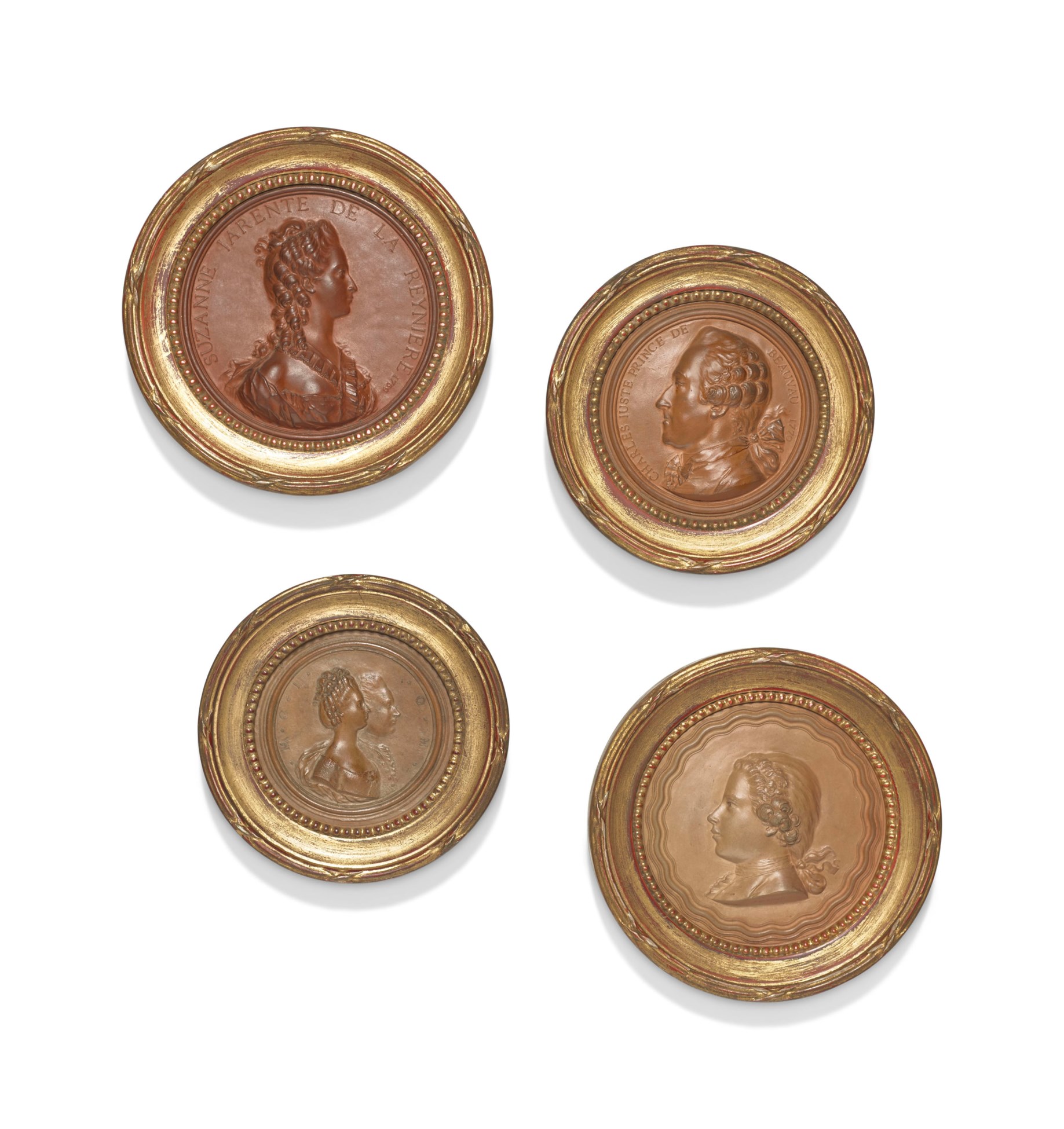 QUATRE MEDAILLONS EN TERRE CUITE REPRESENTANT LES PORTRAITS DE PROFIL ...
