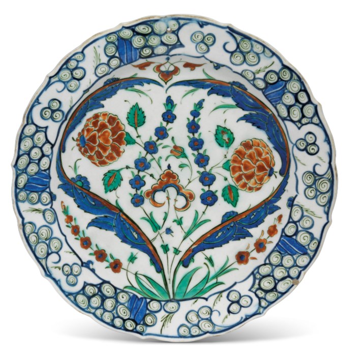 AN IZNIK POTTERY DISH, OTTOMAN TURKEY, CIRCA 1570 | Christie's