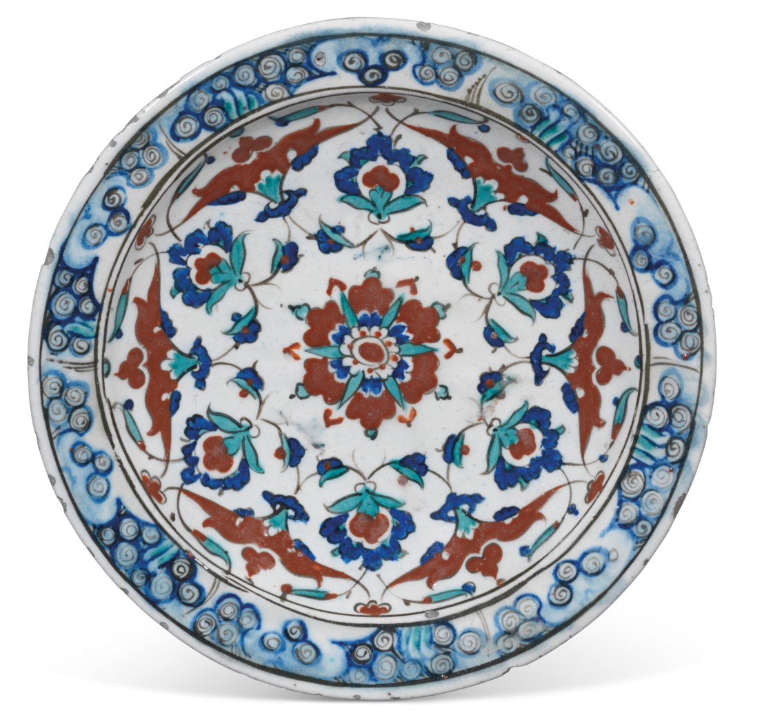 AN IZNIK POTTERY DISH, OTTOMAN TURKEY, CIRCA 1600 | Christie's