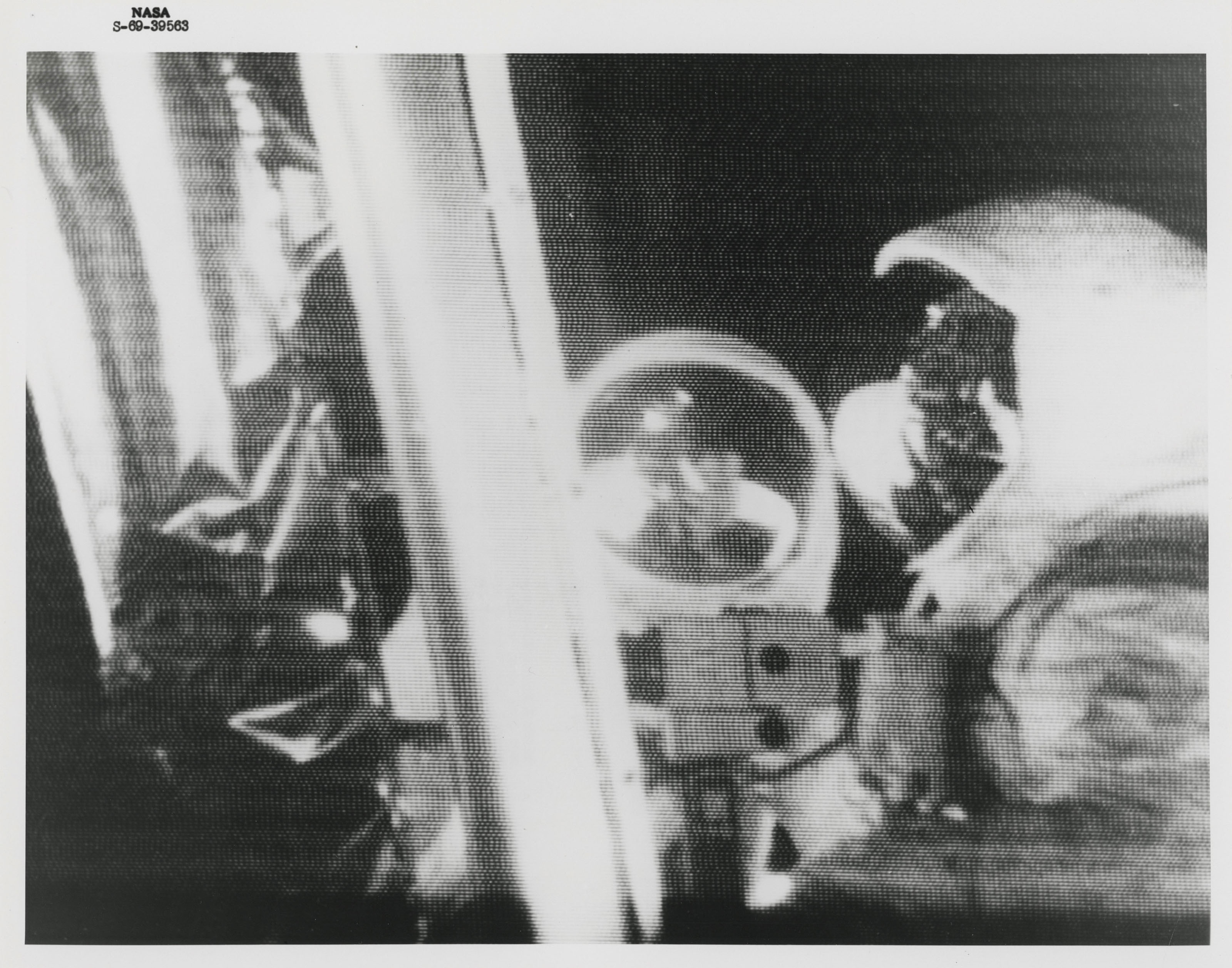 Neil Armstrong unveiling the plaque in the first TV transmission from ...