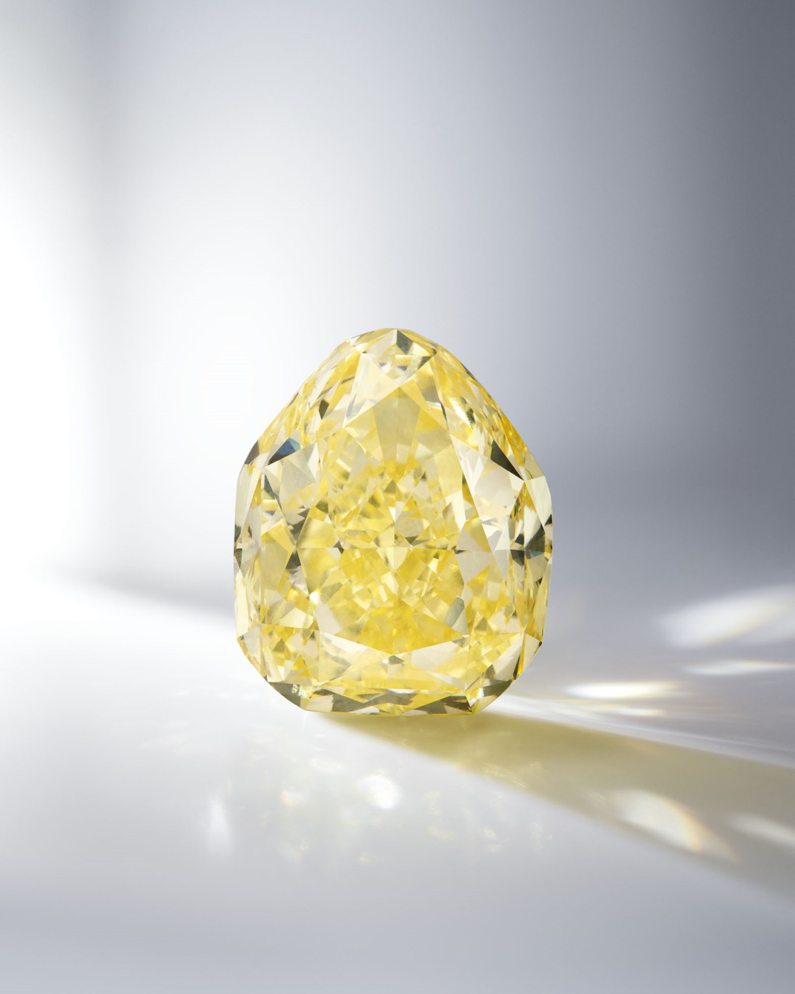 SUPERB UNMOUNTED COLOURED DIAMOND | Christie's