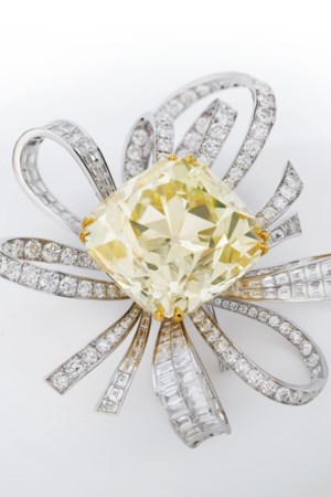 EXCEPTIONAL COLOURED DIAMOND AND DIAMOND BROOCH, GRAFF | Christie's