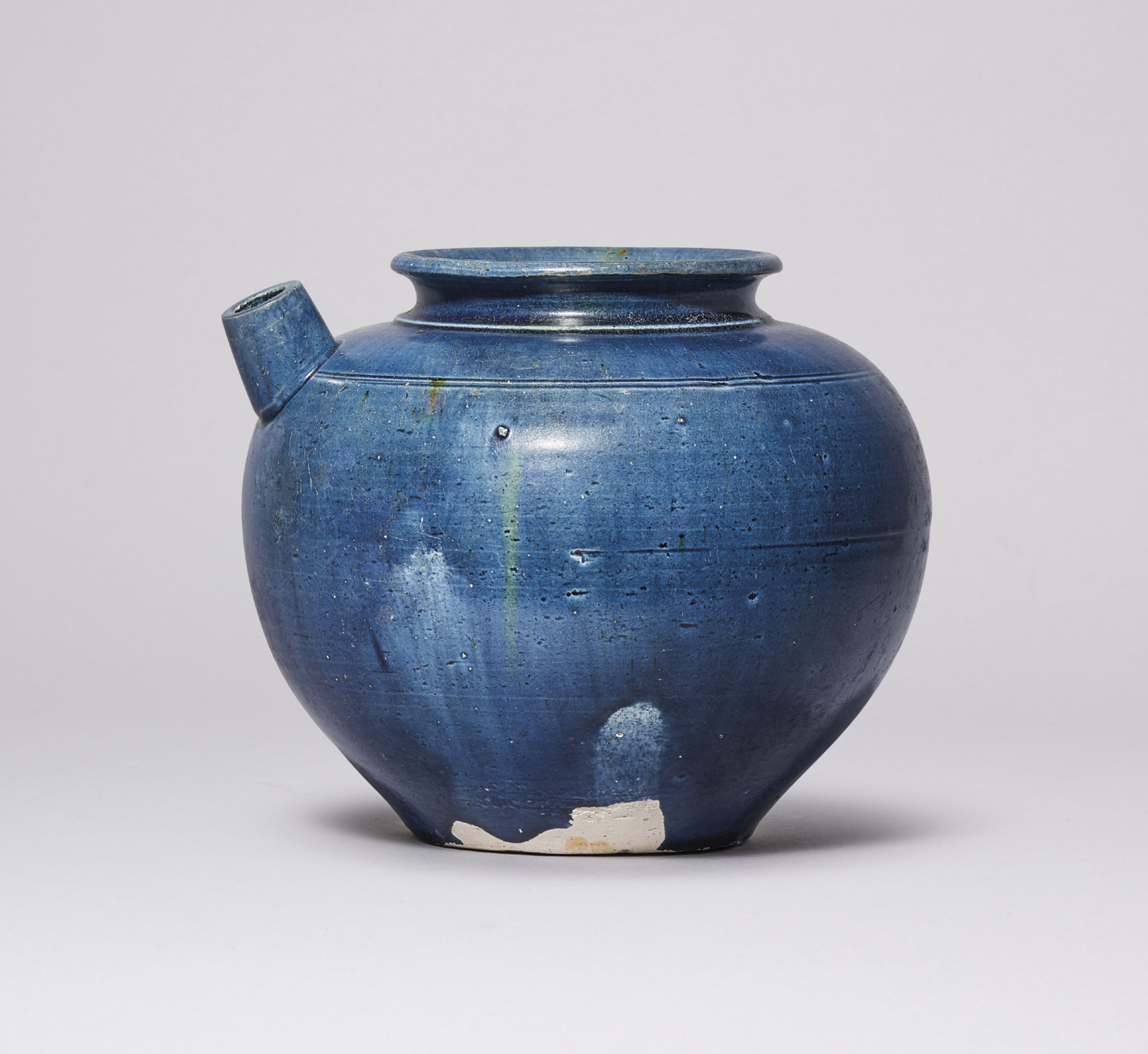 A BLUE-GLAZED POURING VESSEL
