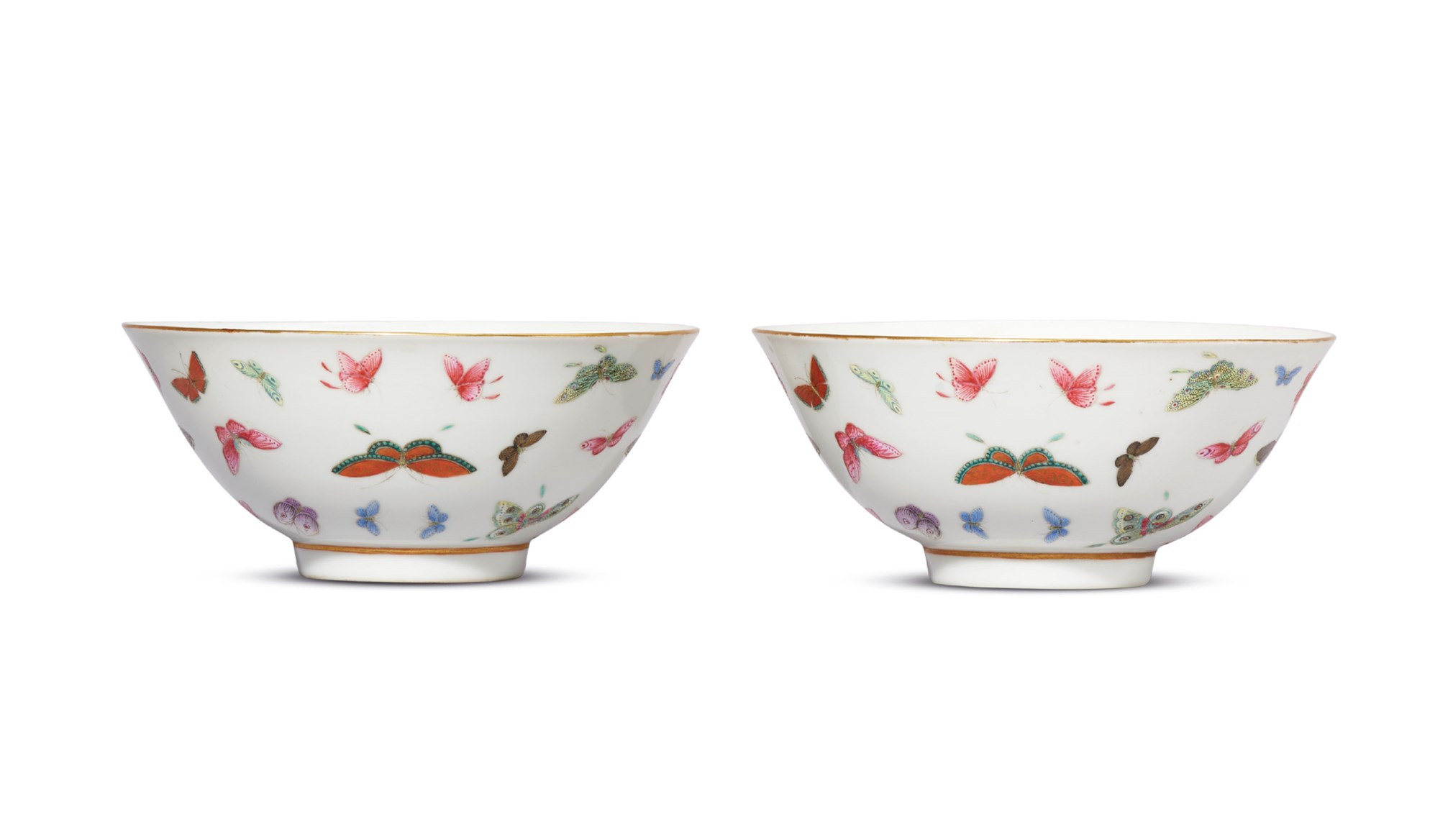 A PAIR OF FAMILLE ROSE ‘HUNDRED BUTTERFLIES’ BOWLS AND A FAMILLE ROSE ...