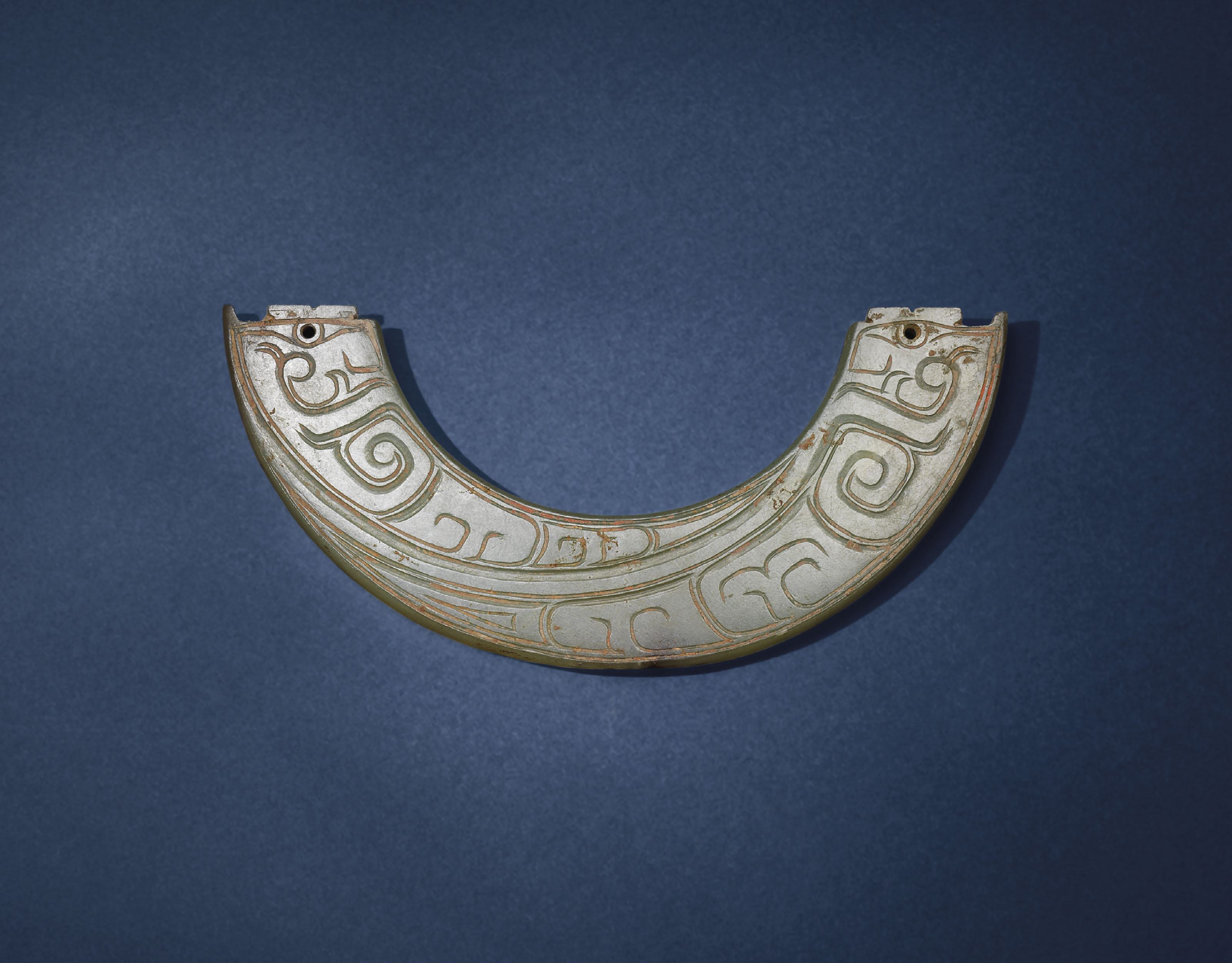 A DARK GREEN JADE ‘DOUBLE-DRAGON’ PENDANT, HUANG