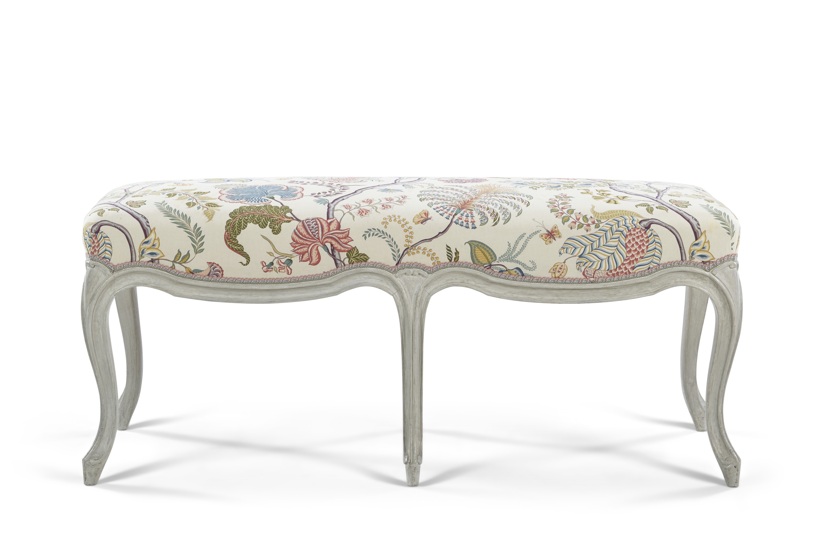 A LOUIS XV STYLE WHITE-PAINTED BENCH, 20TH CENTURY, THE UPHOLSTERY ...