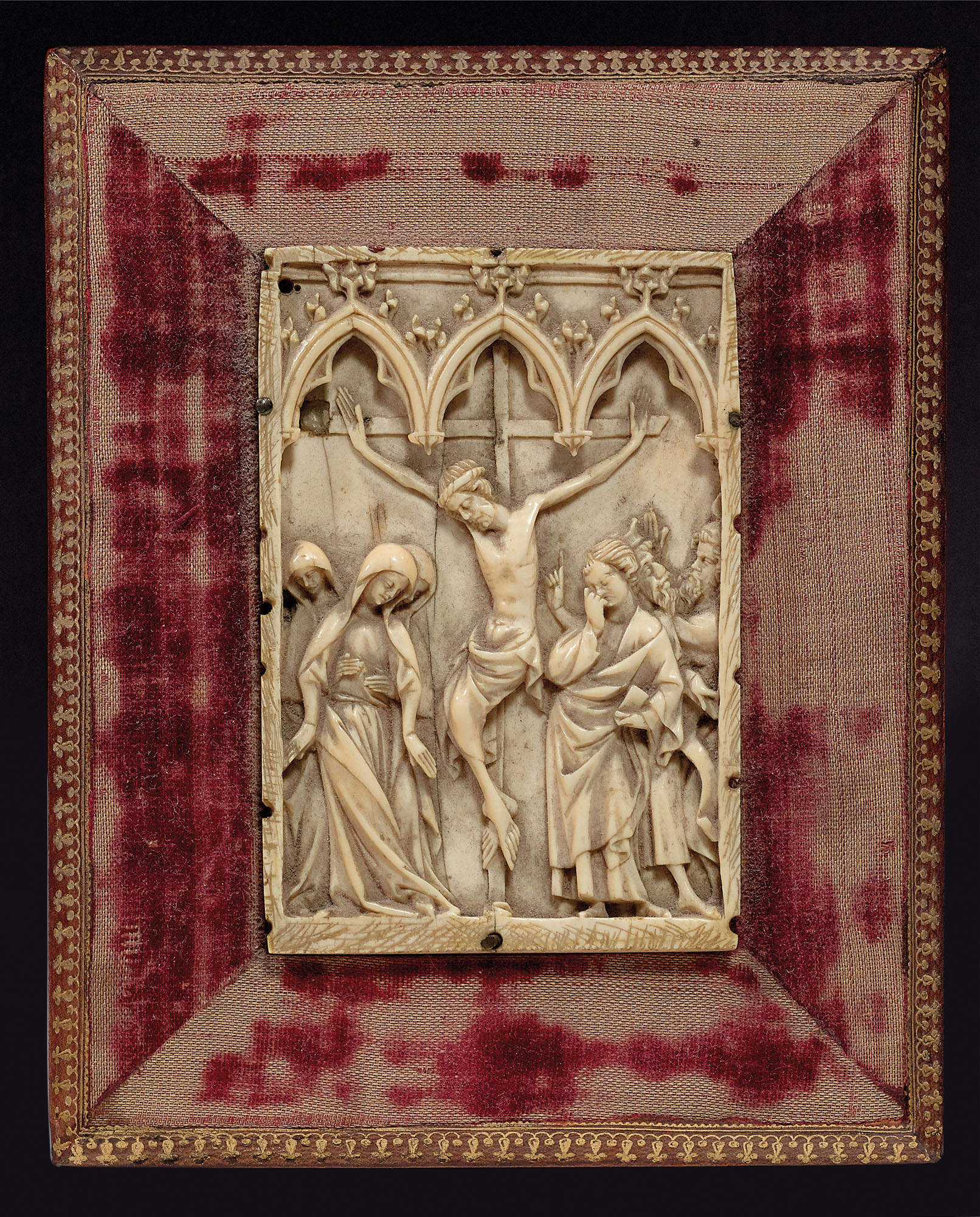 DEUX FEUILLETS DE DYPTIQUE EN IVOIRE SCULPTÉ REPRÉSENTANT LA CRUCIFIXION