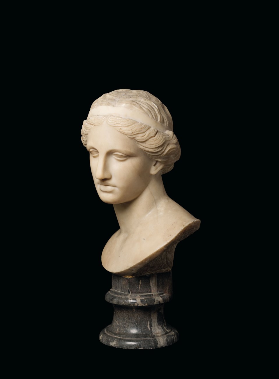 BUSTE EN MARBRE REPRÉSENTANT FLORE FARNÈSE, D’APRÈS L’ANTIQUE, ITALIE ...
