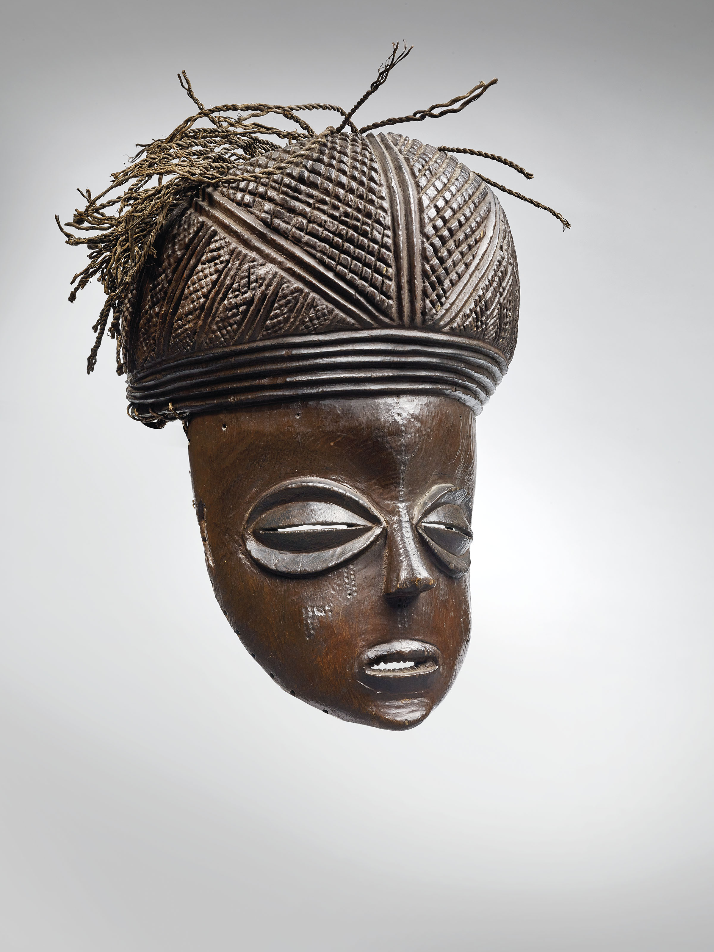 MASQUE TSHOKWE FÉMININ, MWANA PWO A CHOKWE MASK ANGOLA | Barnebys