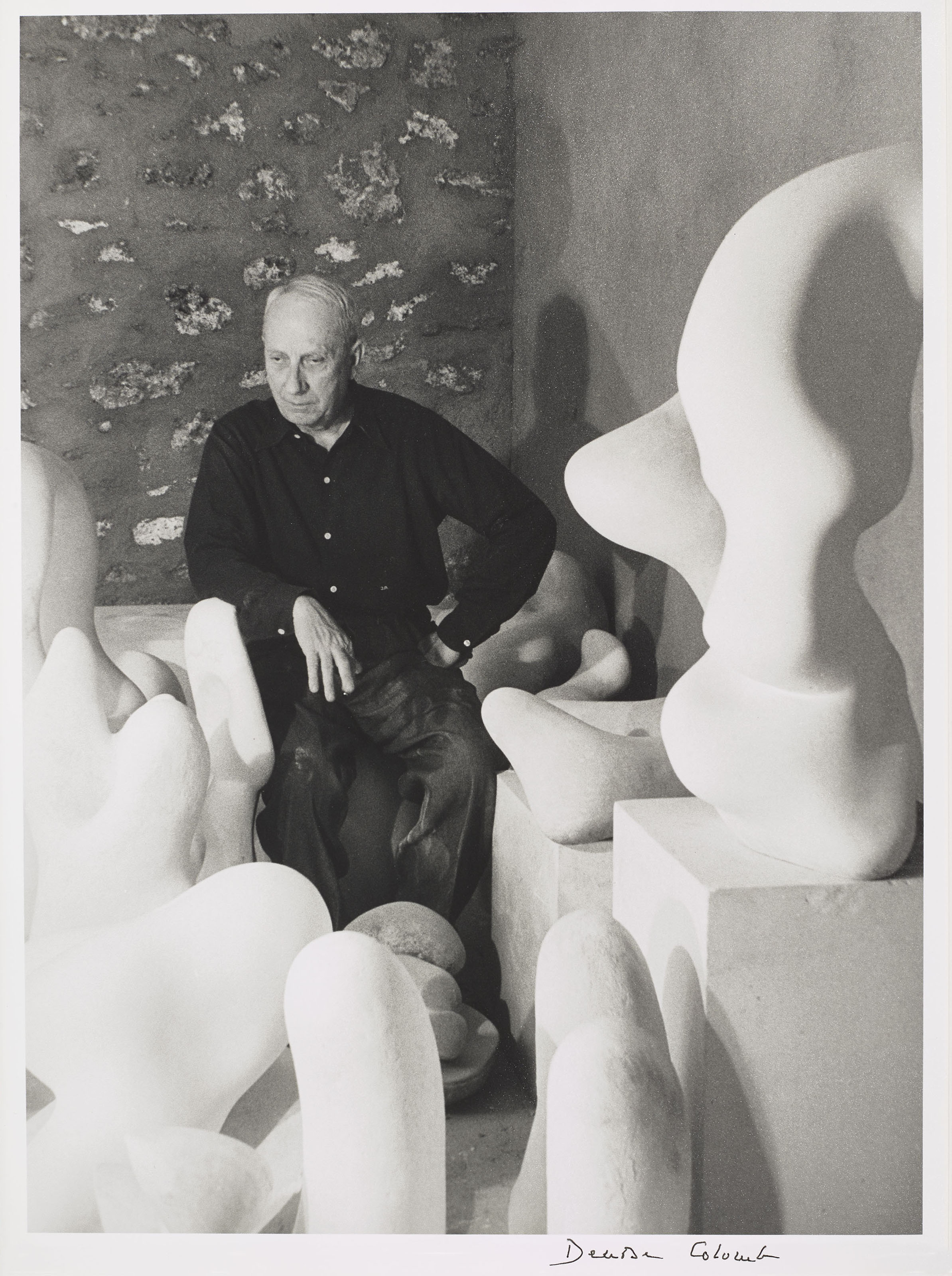 Denise Colomb (1902-2004), Jean Arp dans son atelier, Clamart-Meudon ...